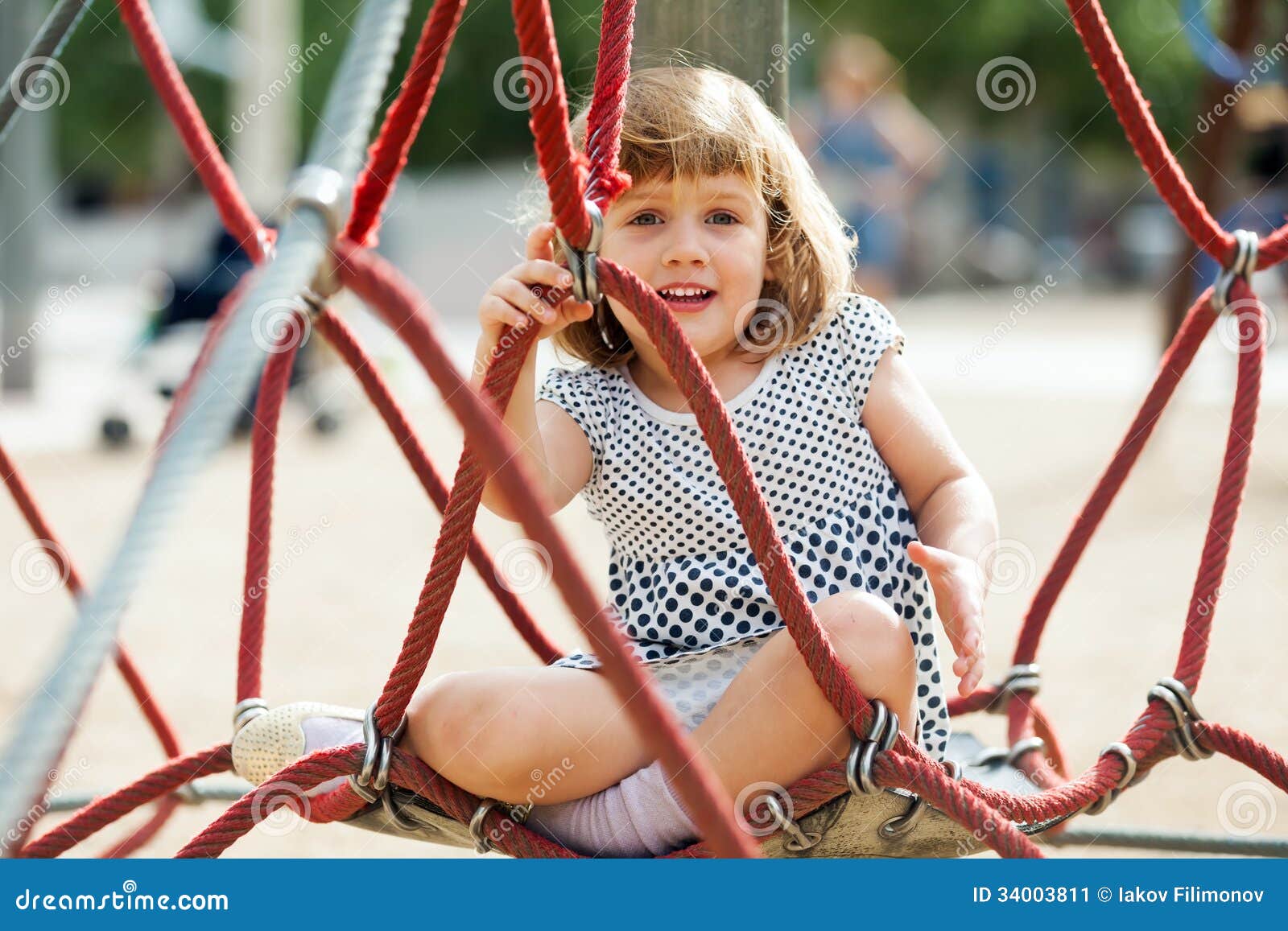Enfant Aux Cordes Sur Le Terrain De Jeu Image Stock Image Du