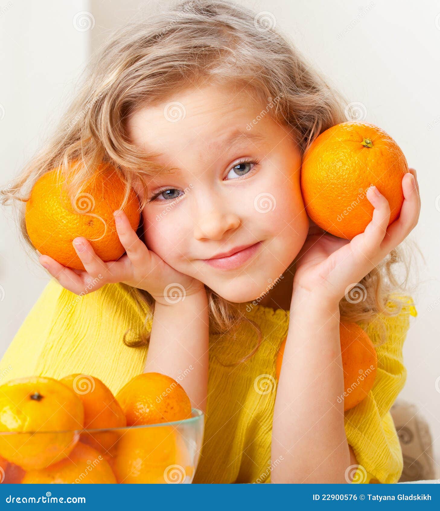 Enfant avec des oranges photo stock. Image du fille, manger - 22900576