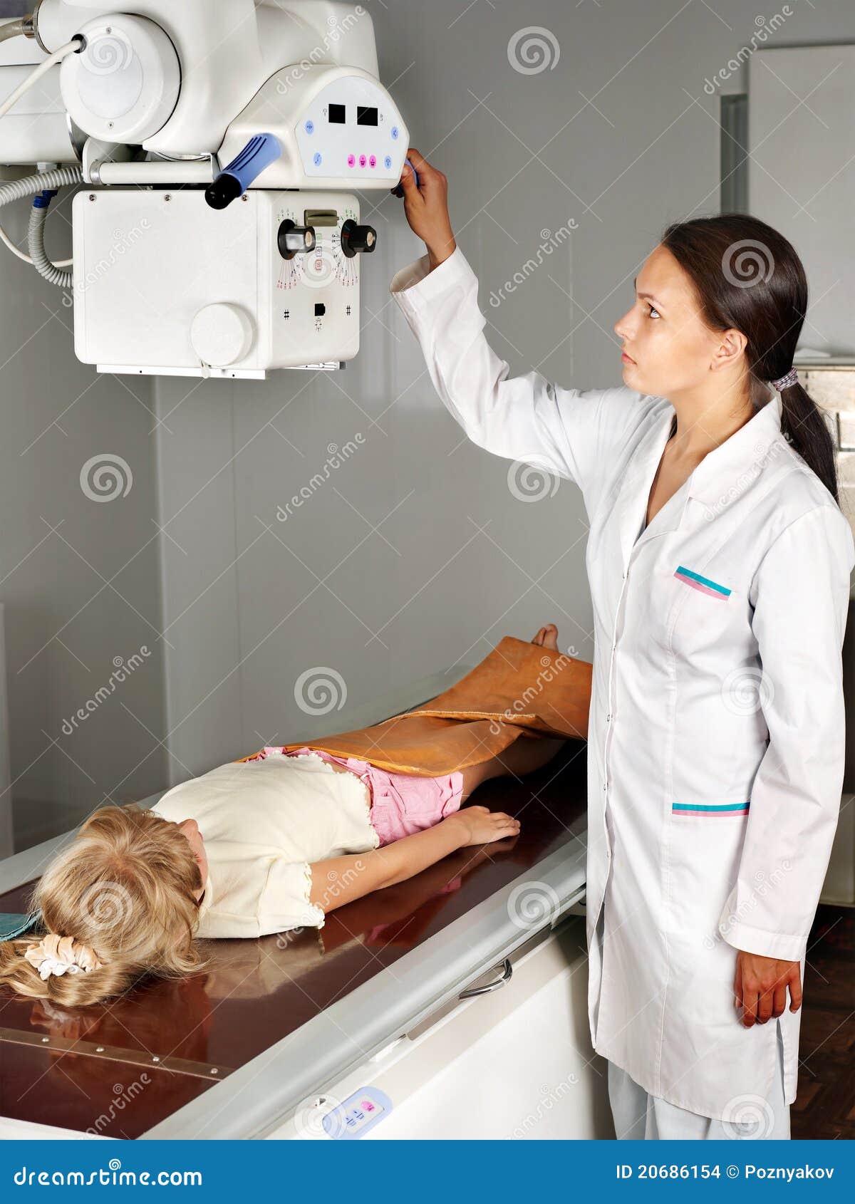 Enfant Avec Le Radiologiste De Docteur. Photo stock - Image du civière ...