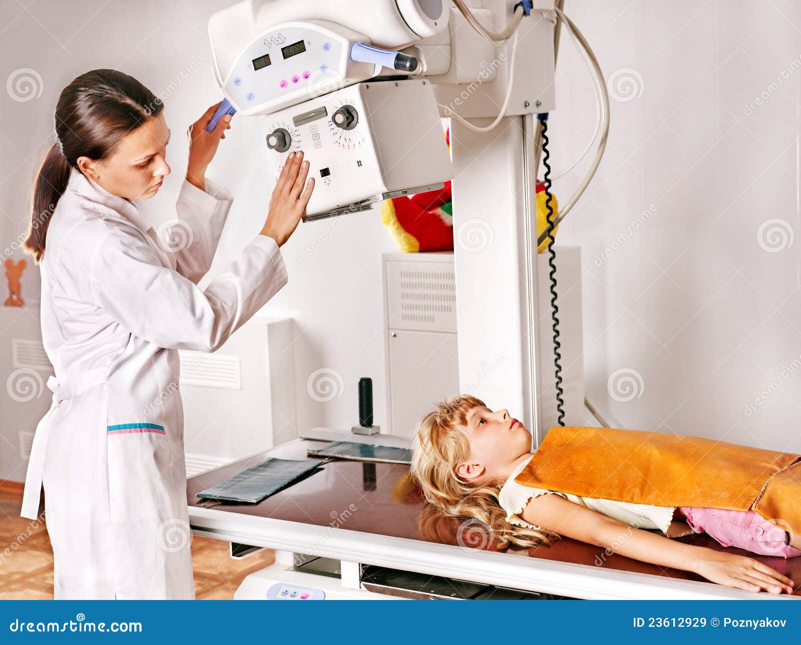 Enfant Avec Le Radiologiste De Docteur. Image stock - Image du curatif ...
