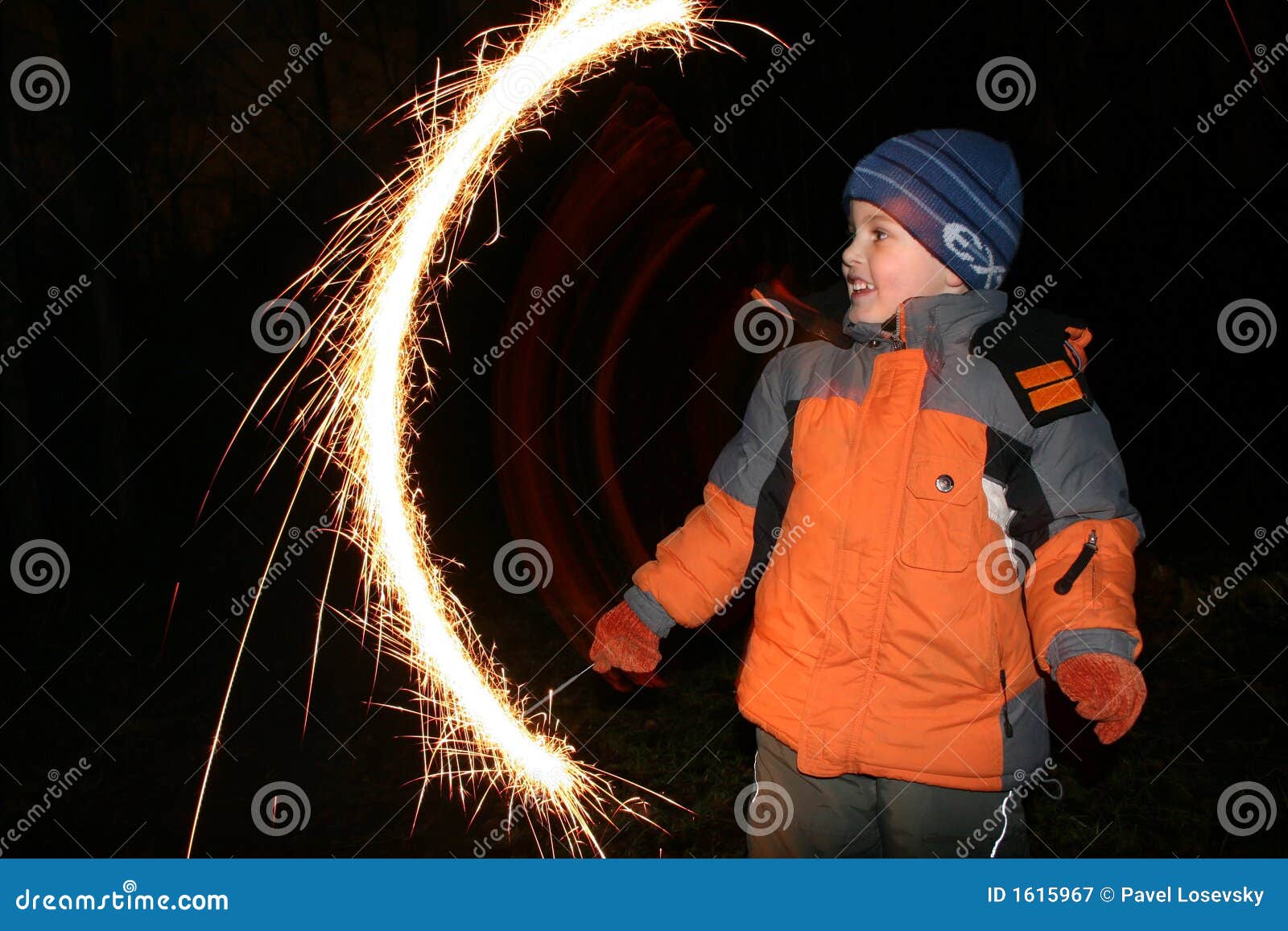 Enfant Avec Le Sparkler Mobile 2 Image stock - Image du sparklers ...