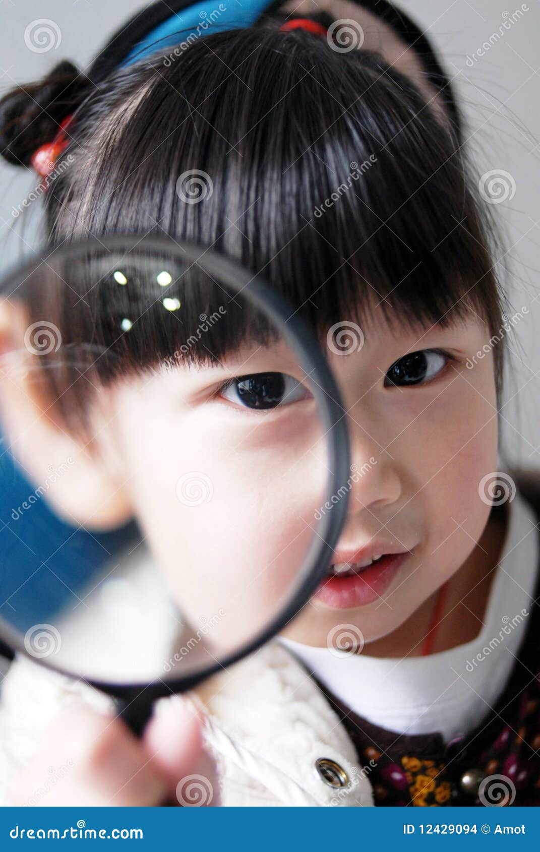 Enfant curieux photo stock. Image du insousiant, chéri - 12429094