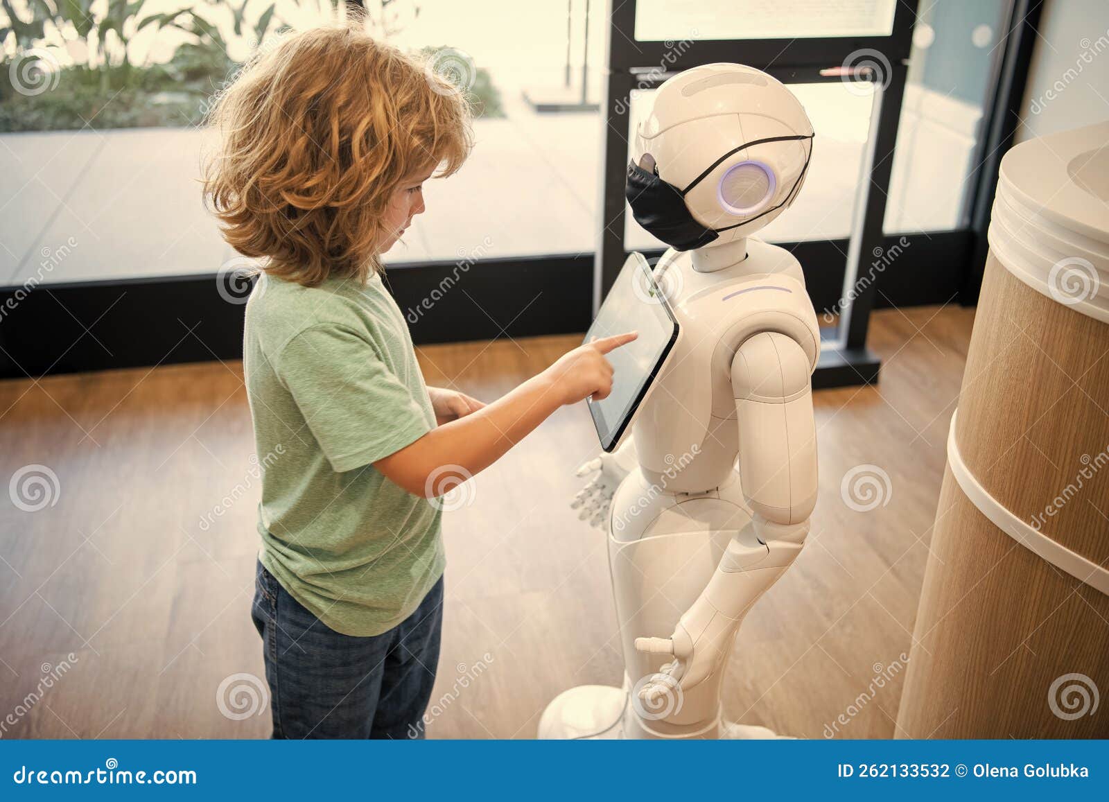 Enfant Curieux Interagit Avec Robot Intelligence Artificielle ...
