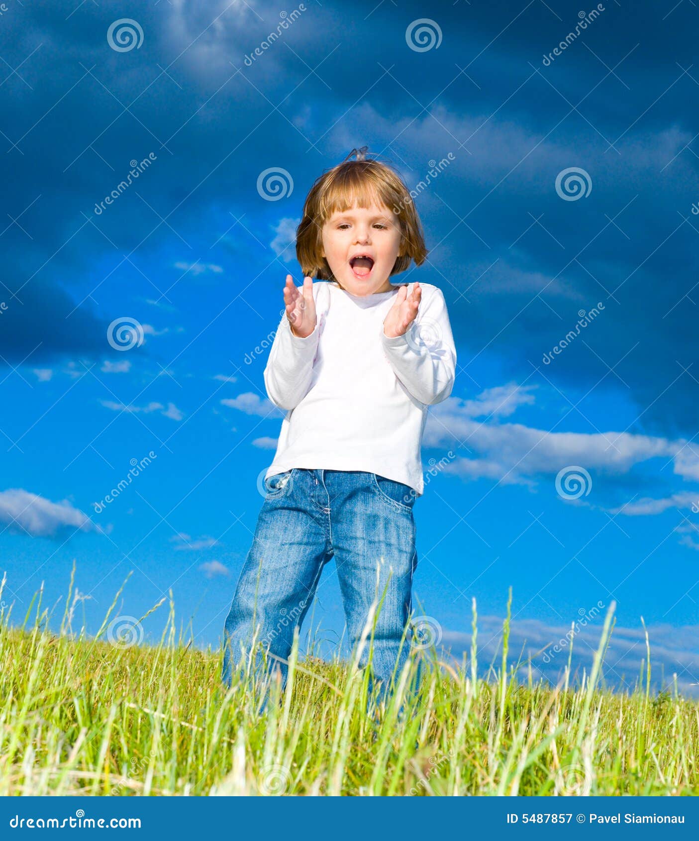 Enfant dans le pré image stock. Image du bonheur, bras - 5487857