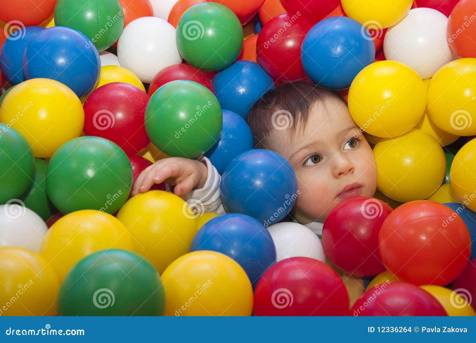Enfant dans les billes photo stock. Image du gosse, petit - 12336264