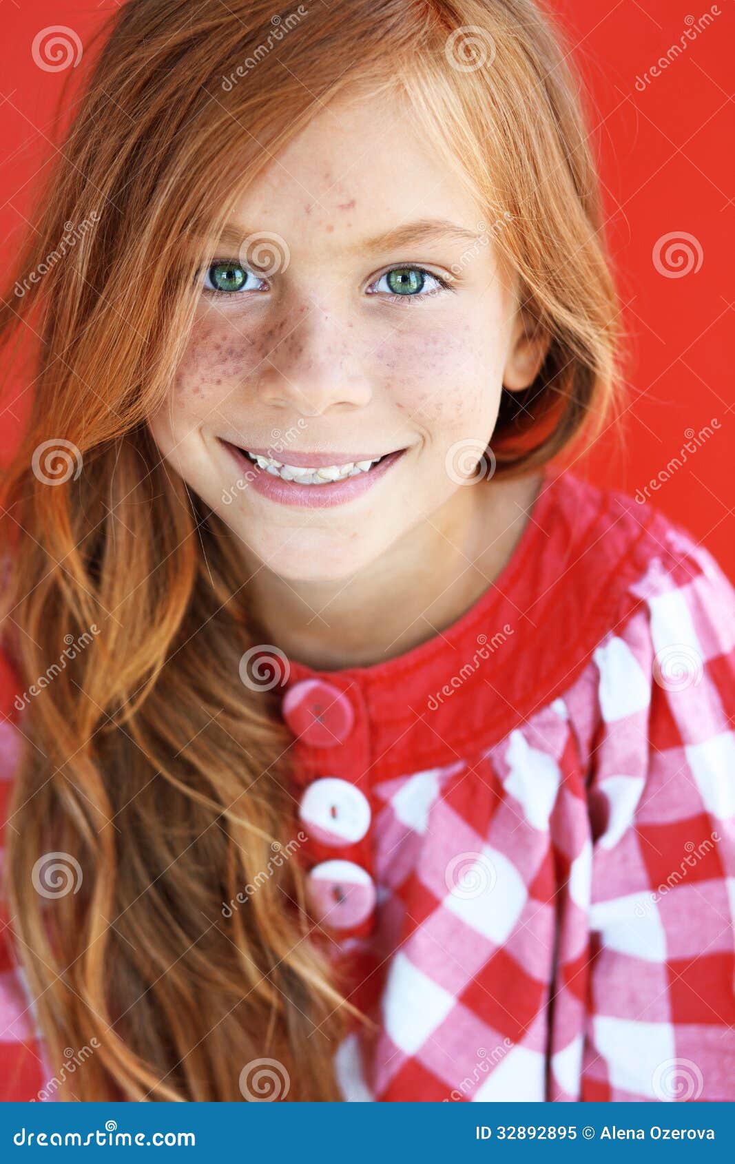 Enfant de roux image stock. Image du heureux, fille, verticale - 32892895