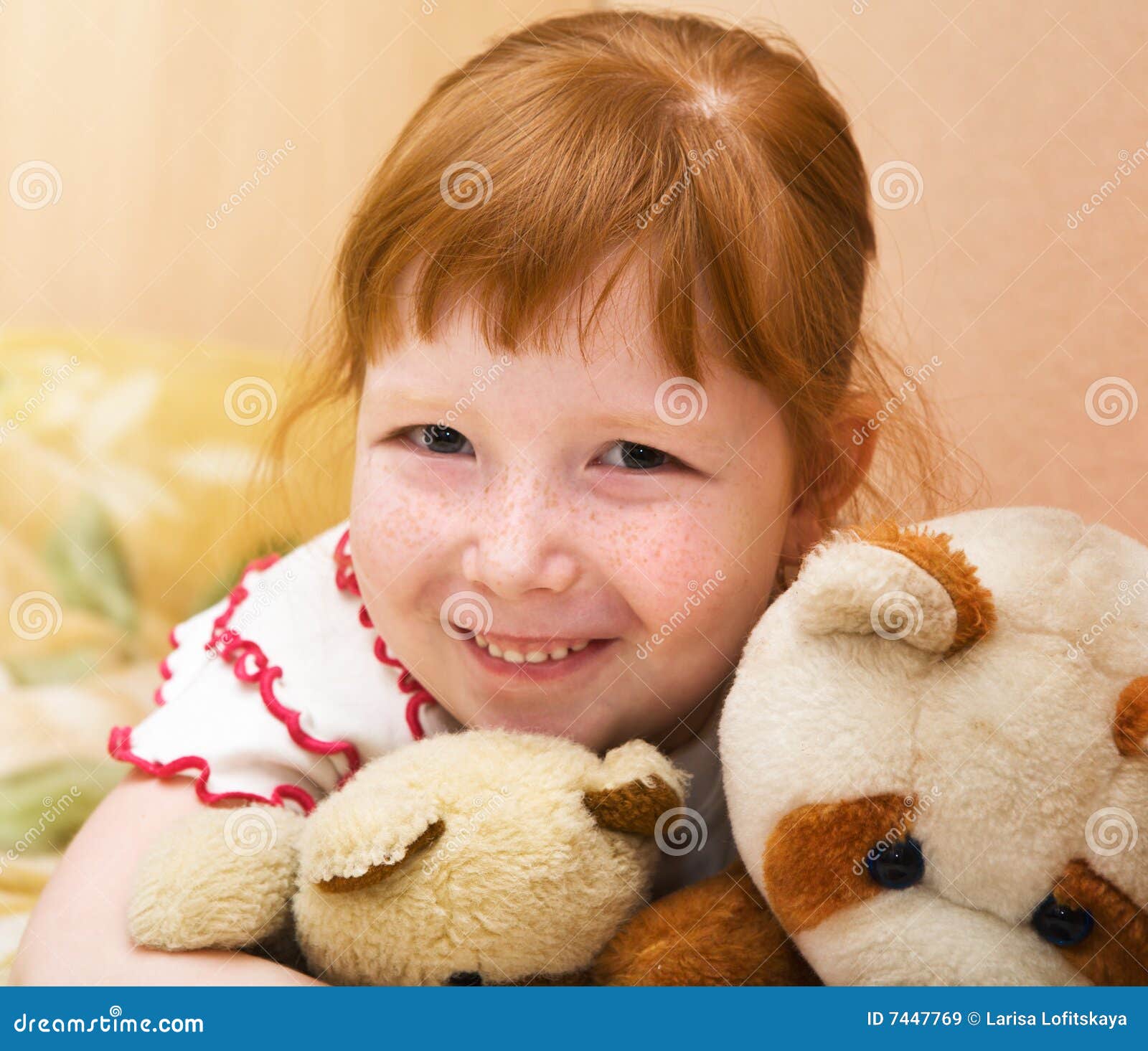 Enfant De Roux Avec Des Ours De Nounours Image stock - Image du ...