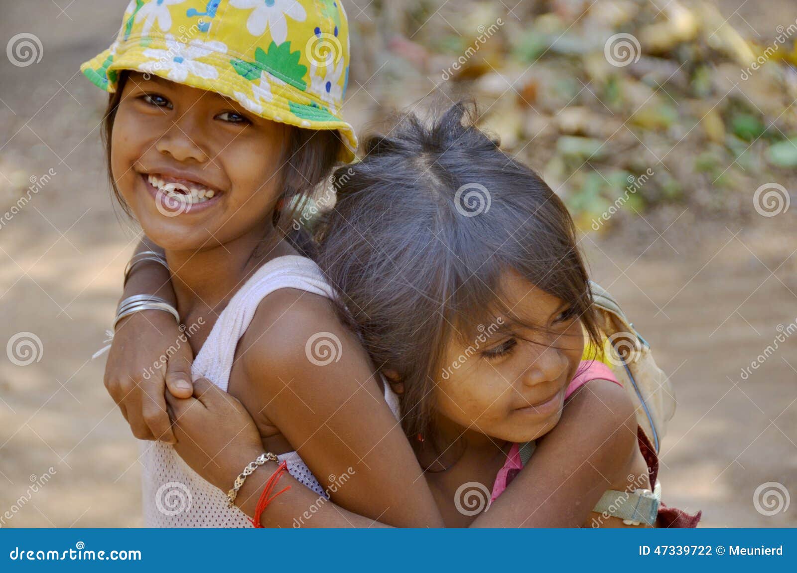 Enfant de rue photographie éditorial. Image du soyez - 47339722