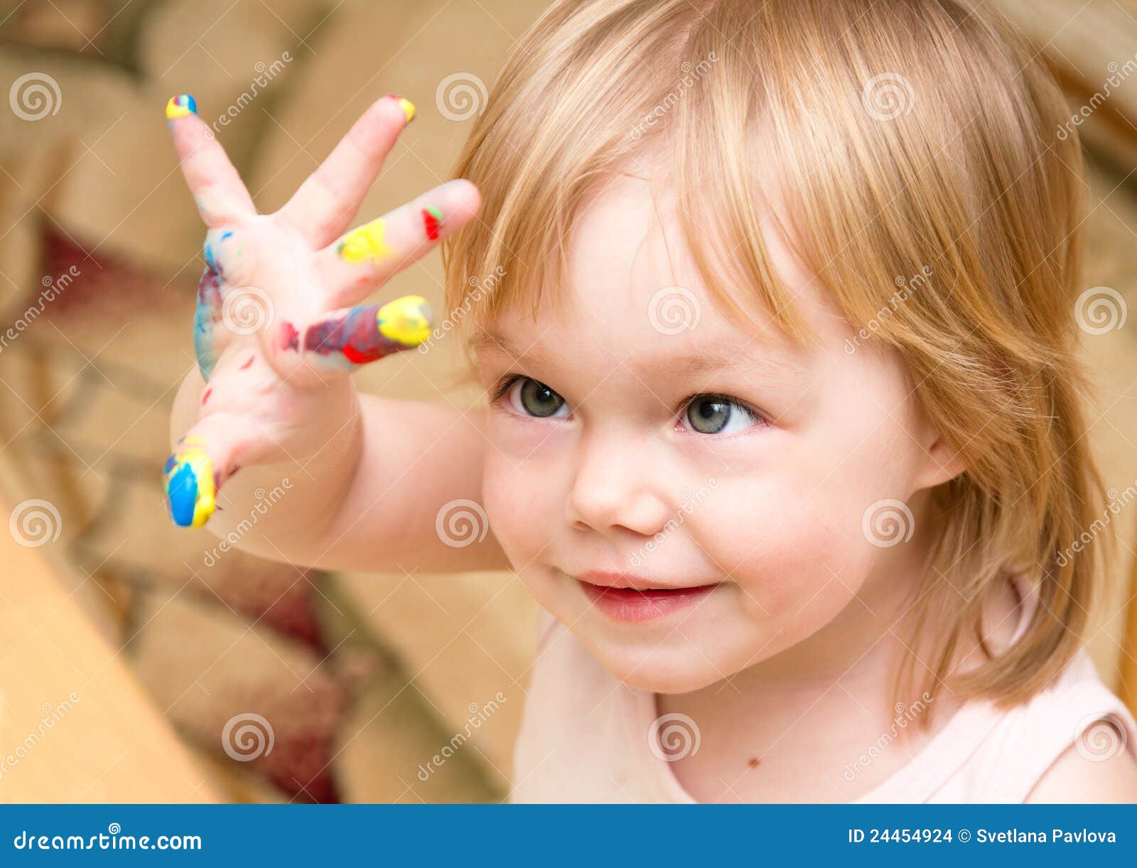 Enfant De Sourire Avec La Main De Couleur Photo stock - Image du joie ...