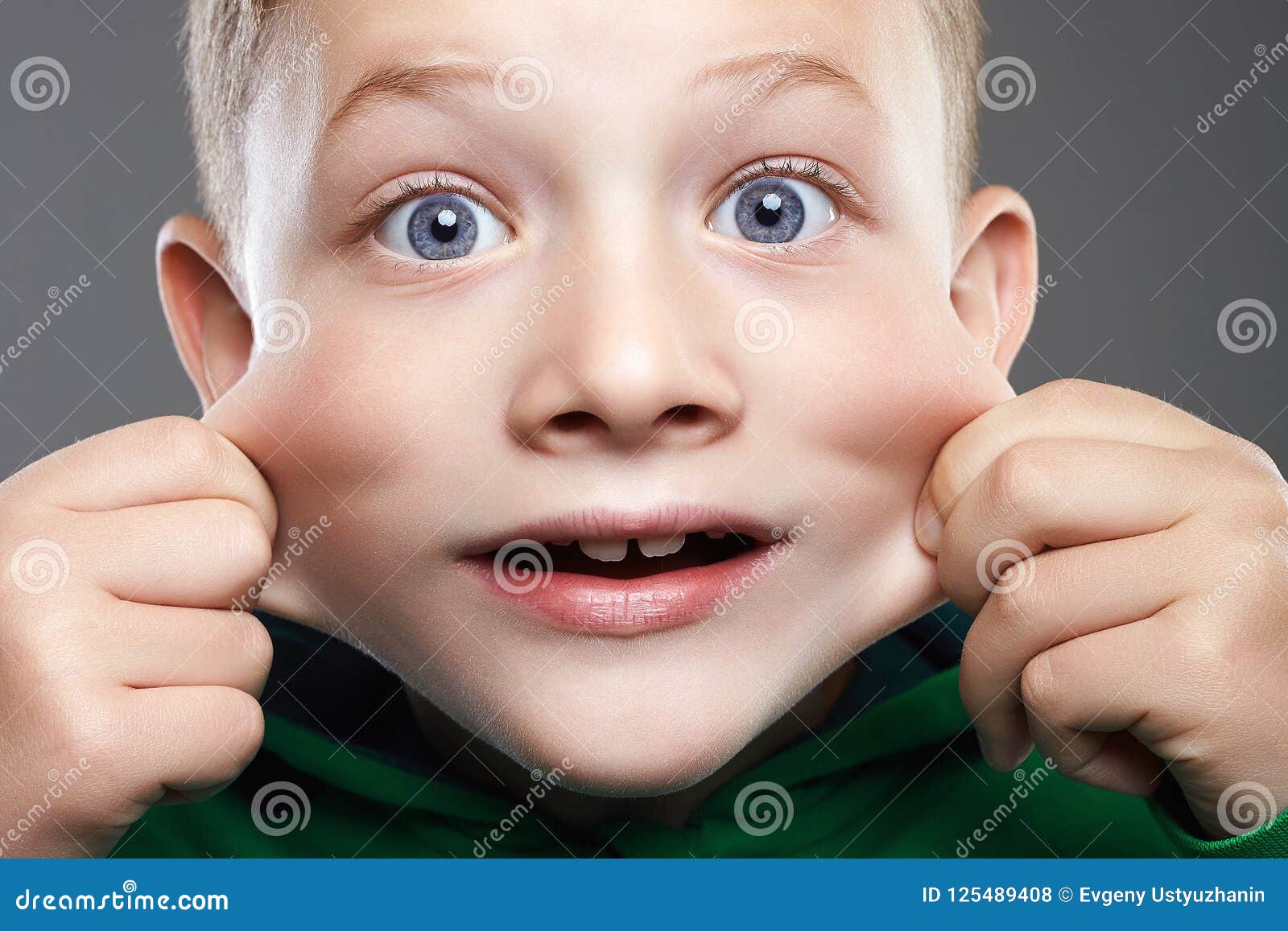 Enfant Drôle Enfant Drôle D'émotion De Grimace Photo stock - Image du ...
