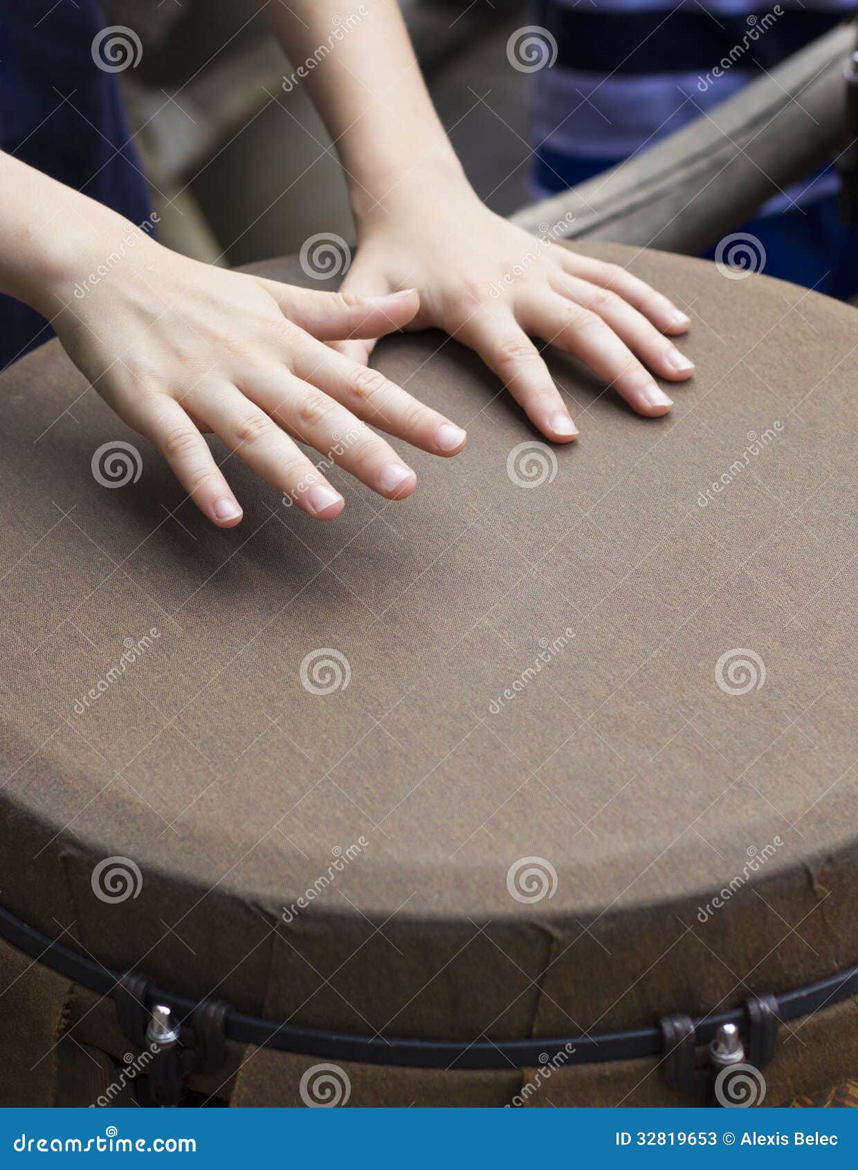 Enfant et bongo image stock. Image du bongo, traditionnel - 32819653