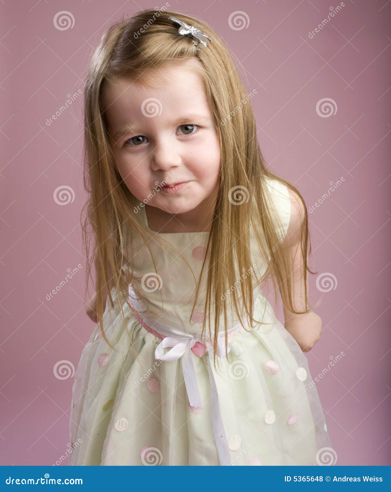 Enfant furieux photo stock. Image du regard, robe, accuser - 5365648