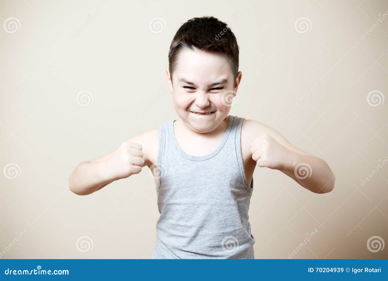 Enfant furieux image stock. Image du déprimé, désespoir - 70204939