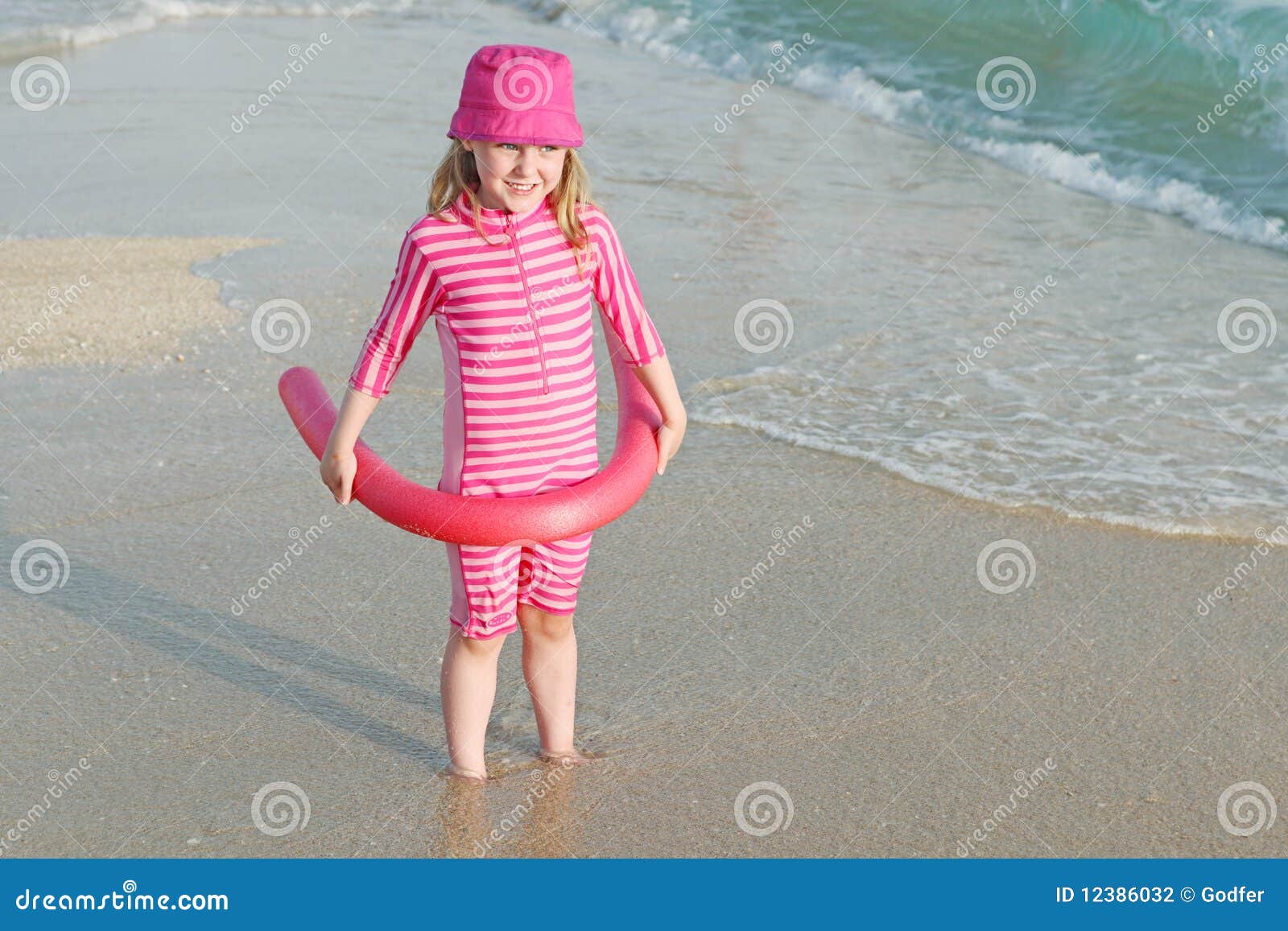 Enfant Heureux Avec La Protection Du Soleil Photo stock - Image du ...