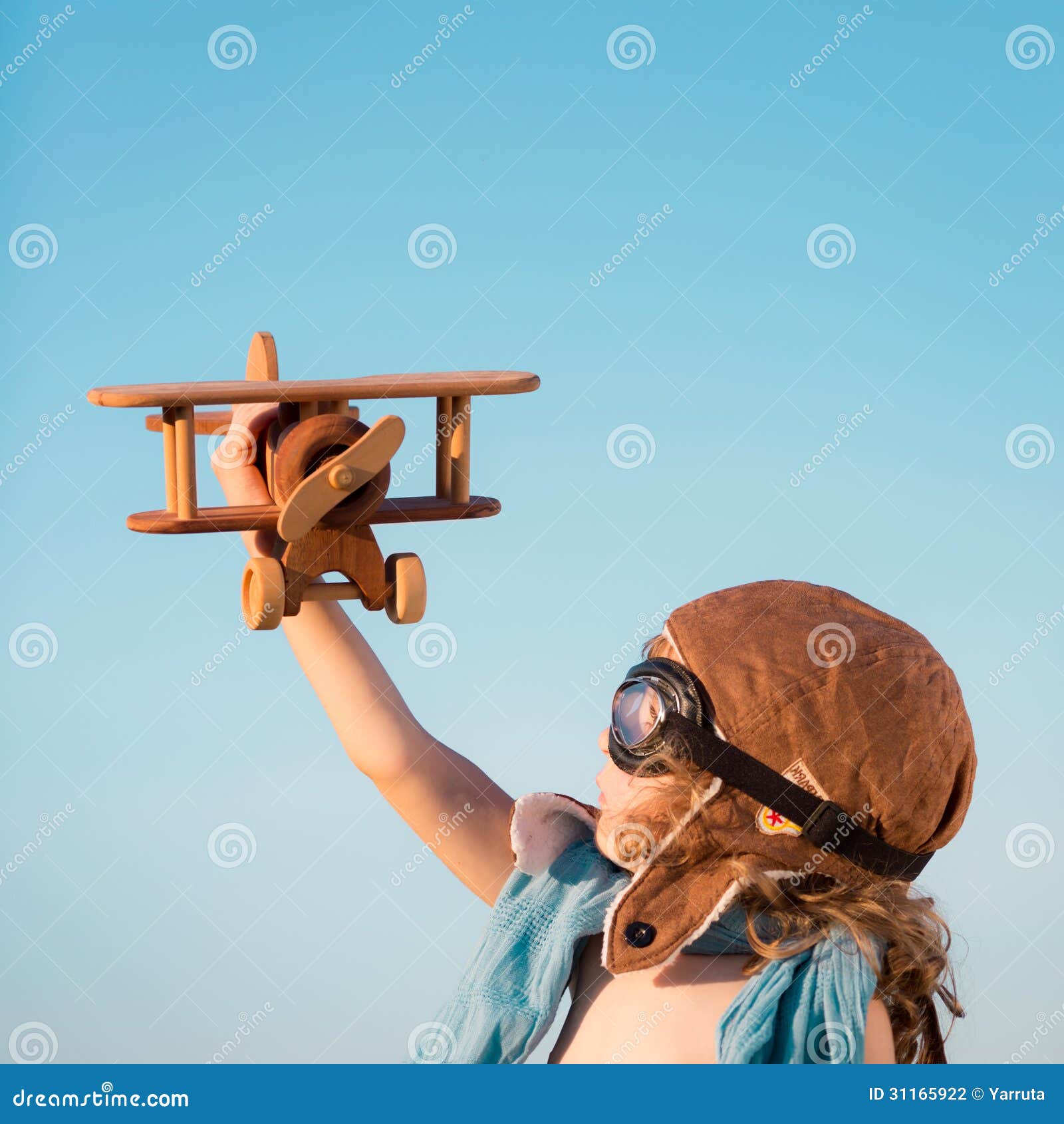 Enfant Heureux Jouant Avec Lavion De Jouet Photo Stock Image Du Idée