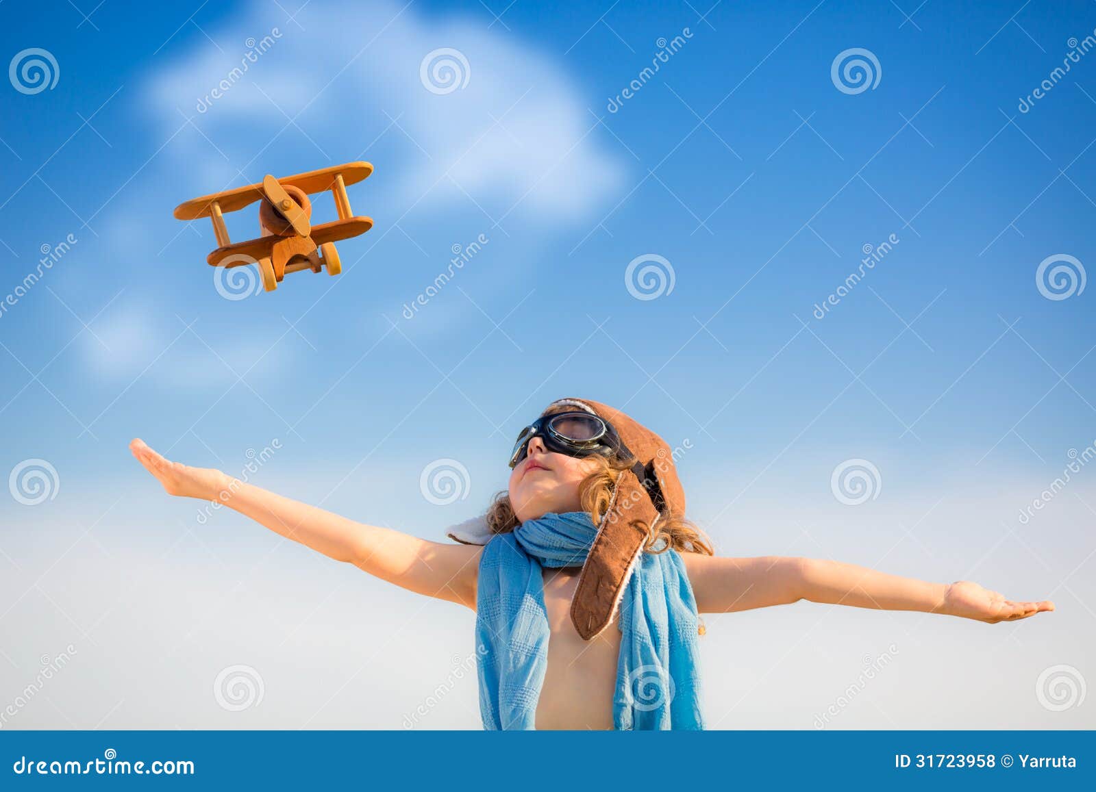 Enfant Heureux Jouant Avec Lavion De Jouet Photo Stock Image Du