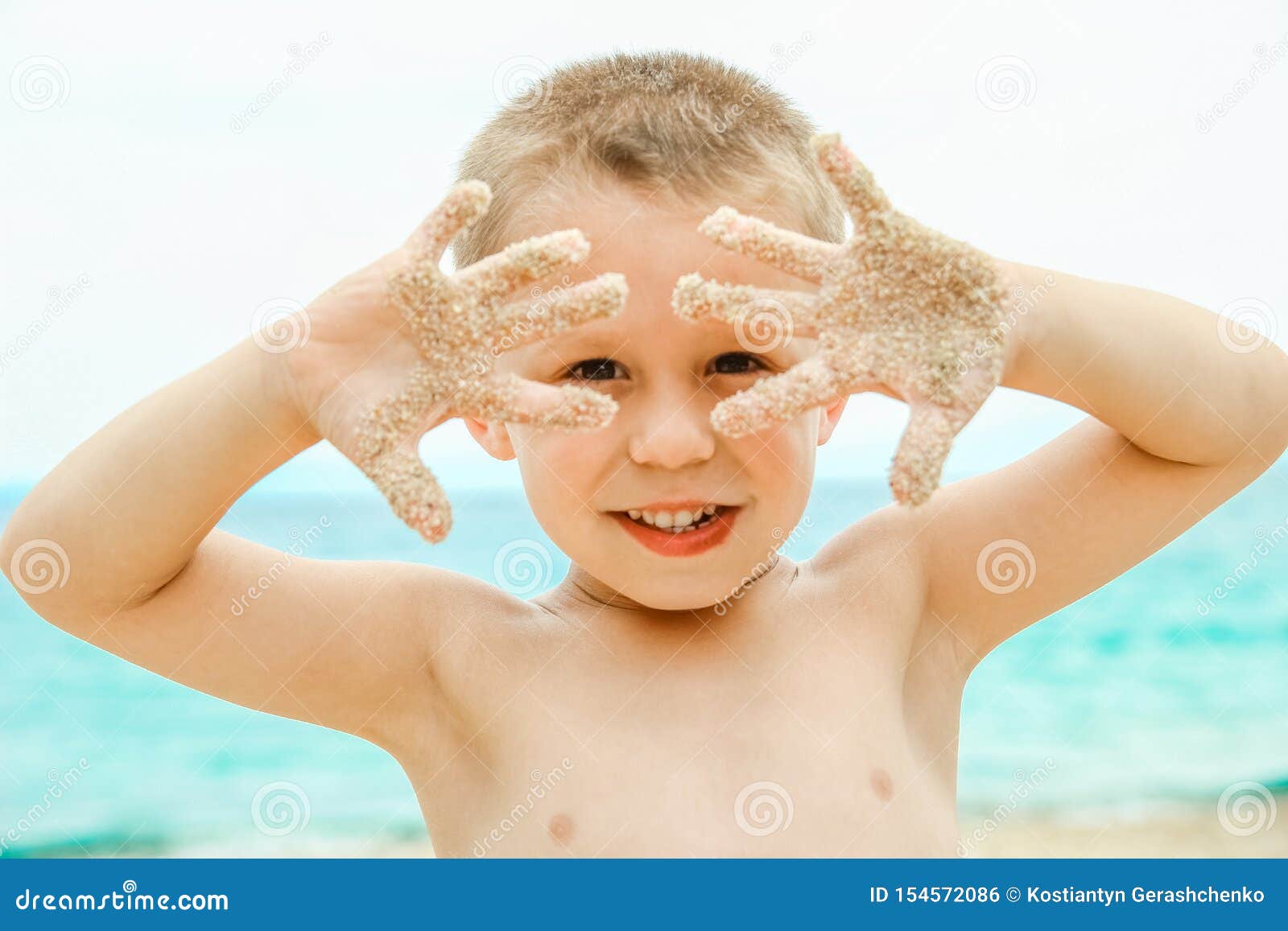 Enfant Heureux Jouant En Mer En Parc Photo Stock Image Of Fille Beau