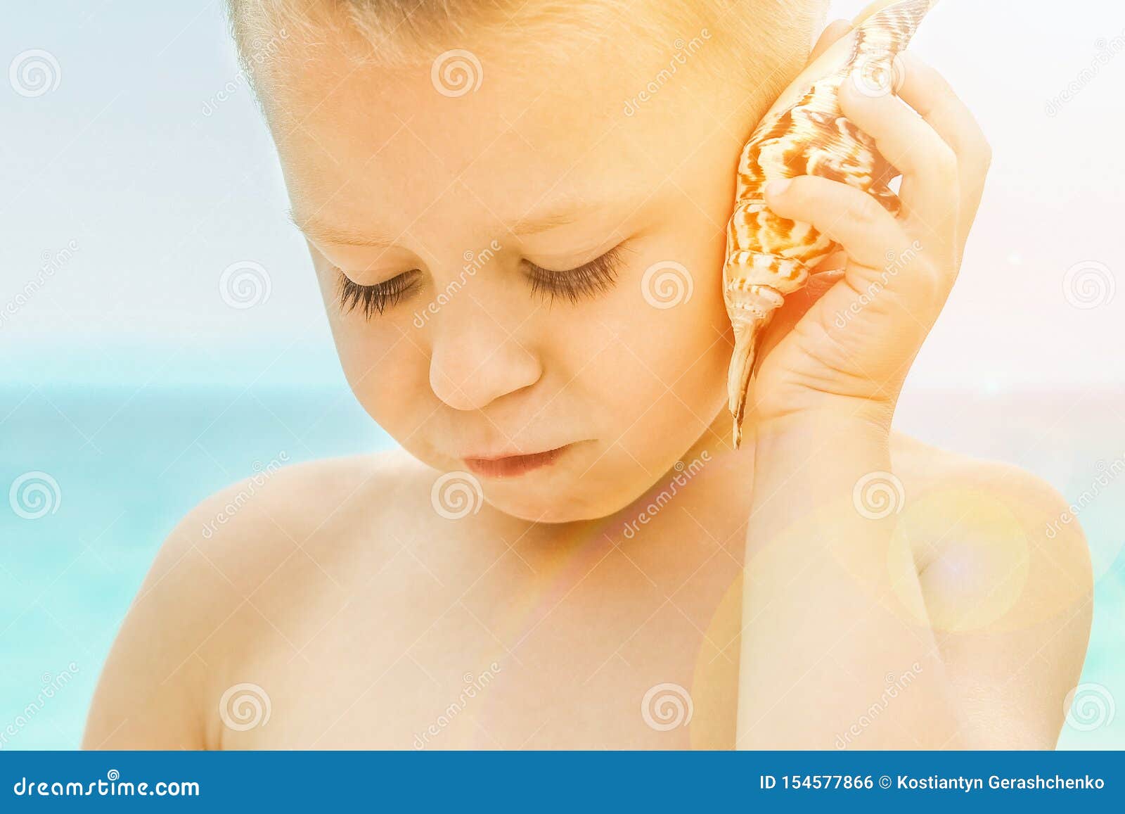 Enfant Heureux Jouant En Mer En Parc Photo Stock Image Du Lifestyle
