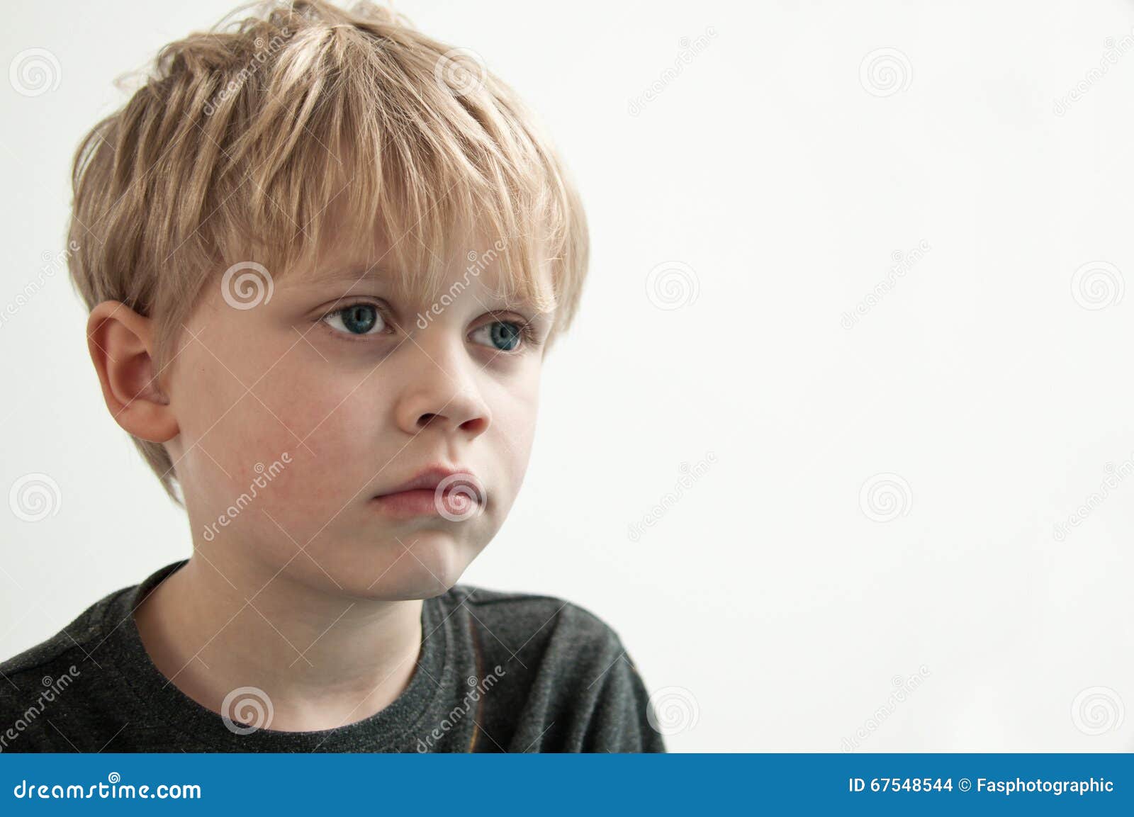 Enfant inquiété photo stock. Image du défaite, seul, panne - 67548544