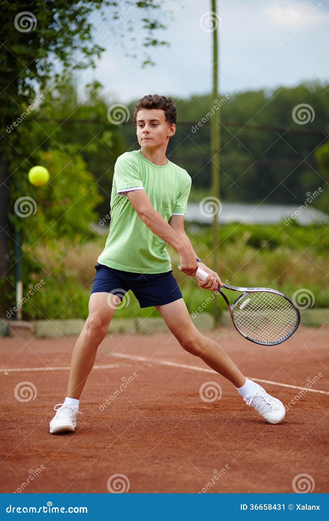 Enfant jouant le tennis image stock. Image du exercice - 36658431