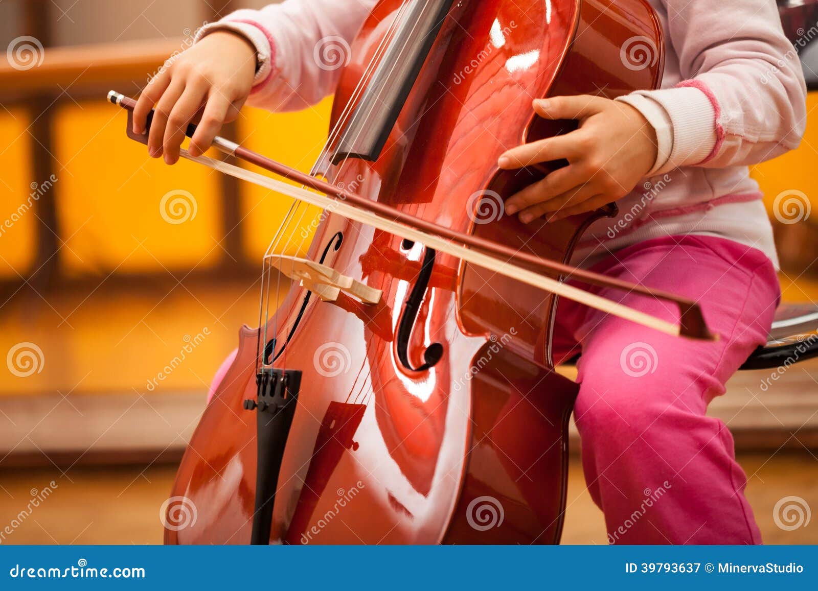Enfant Jouant Le Violoncelle Image stock - Image du personne ...