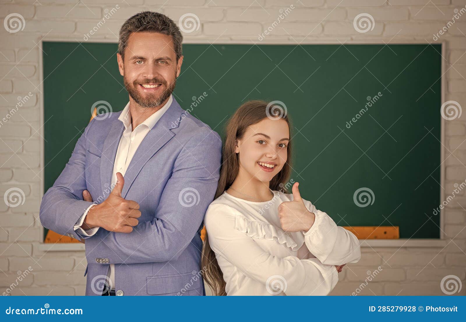 Enfant Joyeux Debout Au Tableau Avec Professeur Photo stock - Image du ...