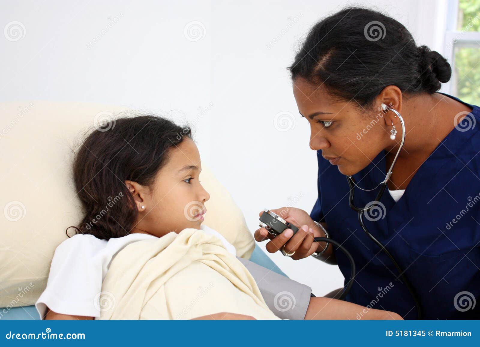 Enfant malade image stock. Image du fièvre, aide, médical - 5181345