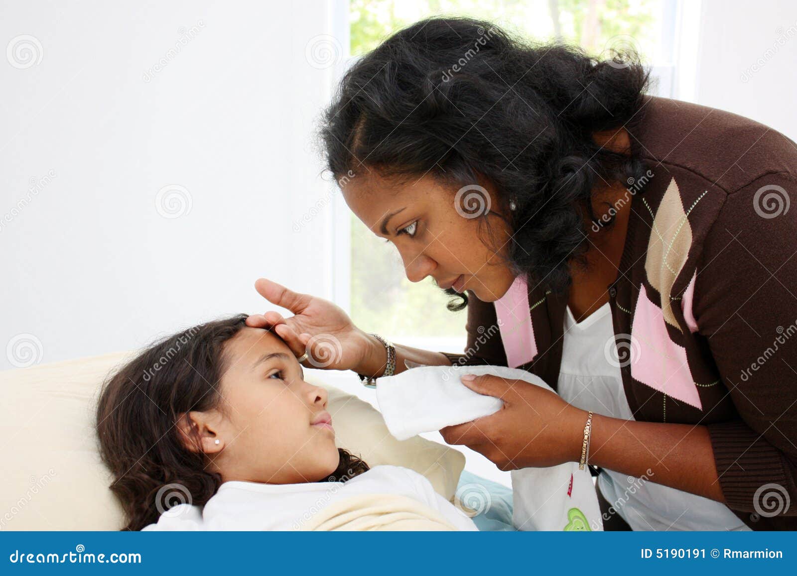 Enfant malade image stock. Image du mère, famille, fièvre - 5190191