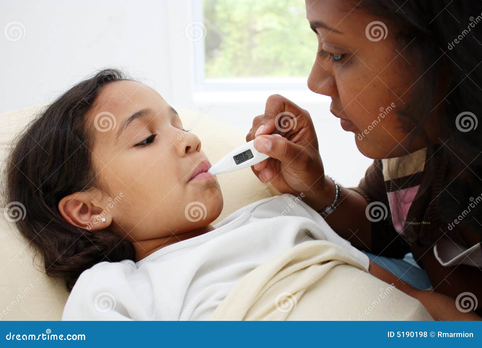 Enfant malade photo stock. Image du famille, chambre, interraciaux ...