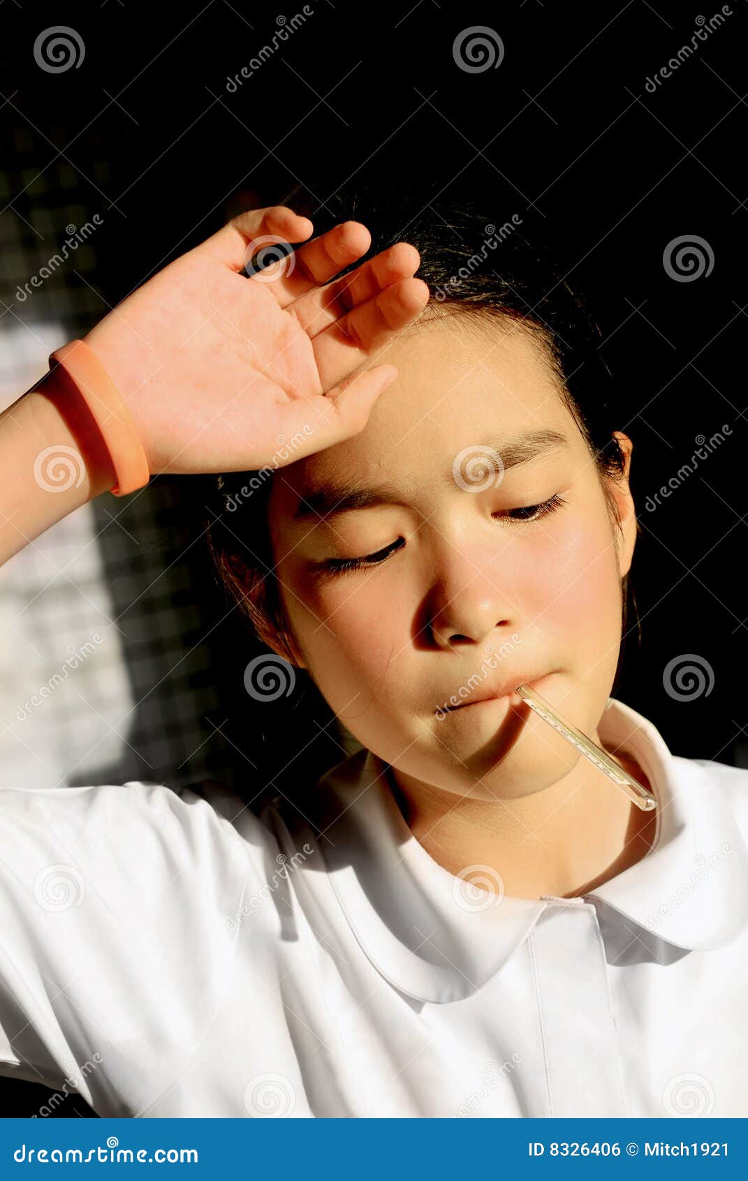 Enfant malade photo stock. Image du over, santé, childcare - 8326406