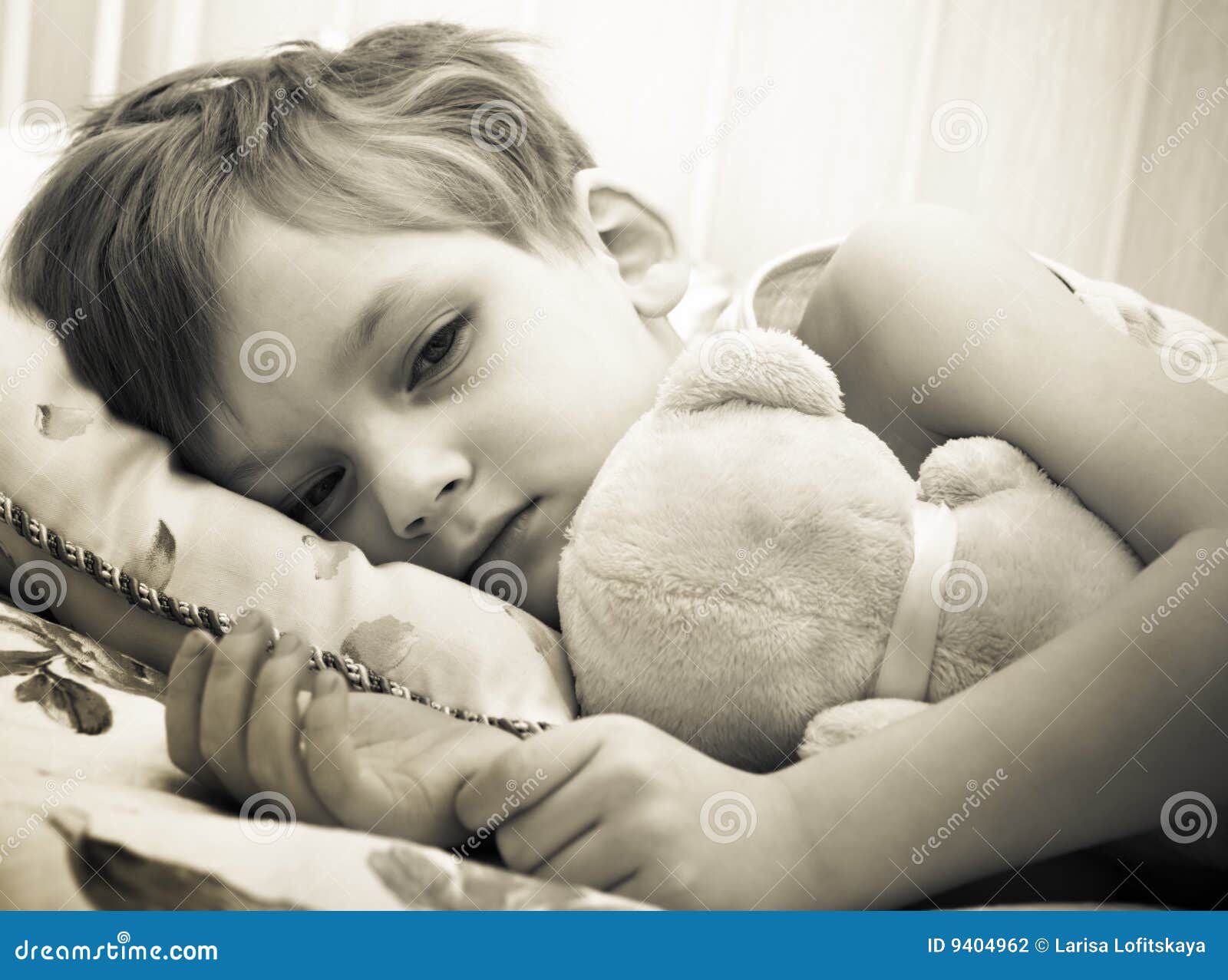 Enfant malade photo stock. Image du nounours, expression - 9404962