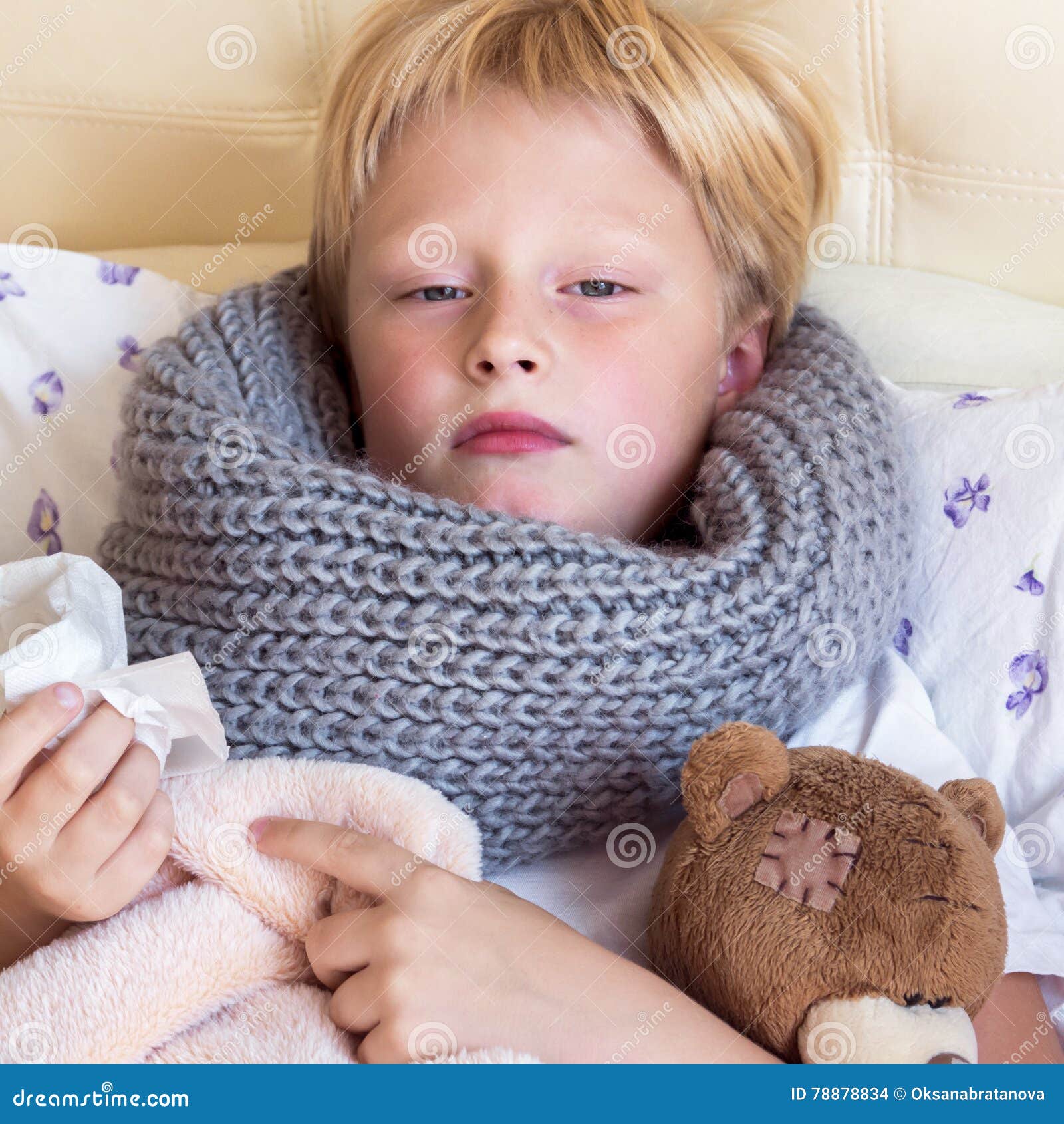Enfant Malade Se Situant Dans Le Lit Photo stock - Image du visage ...