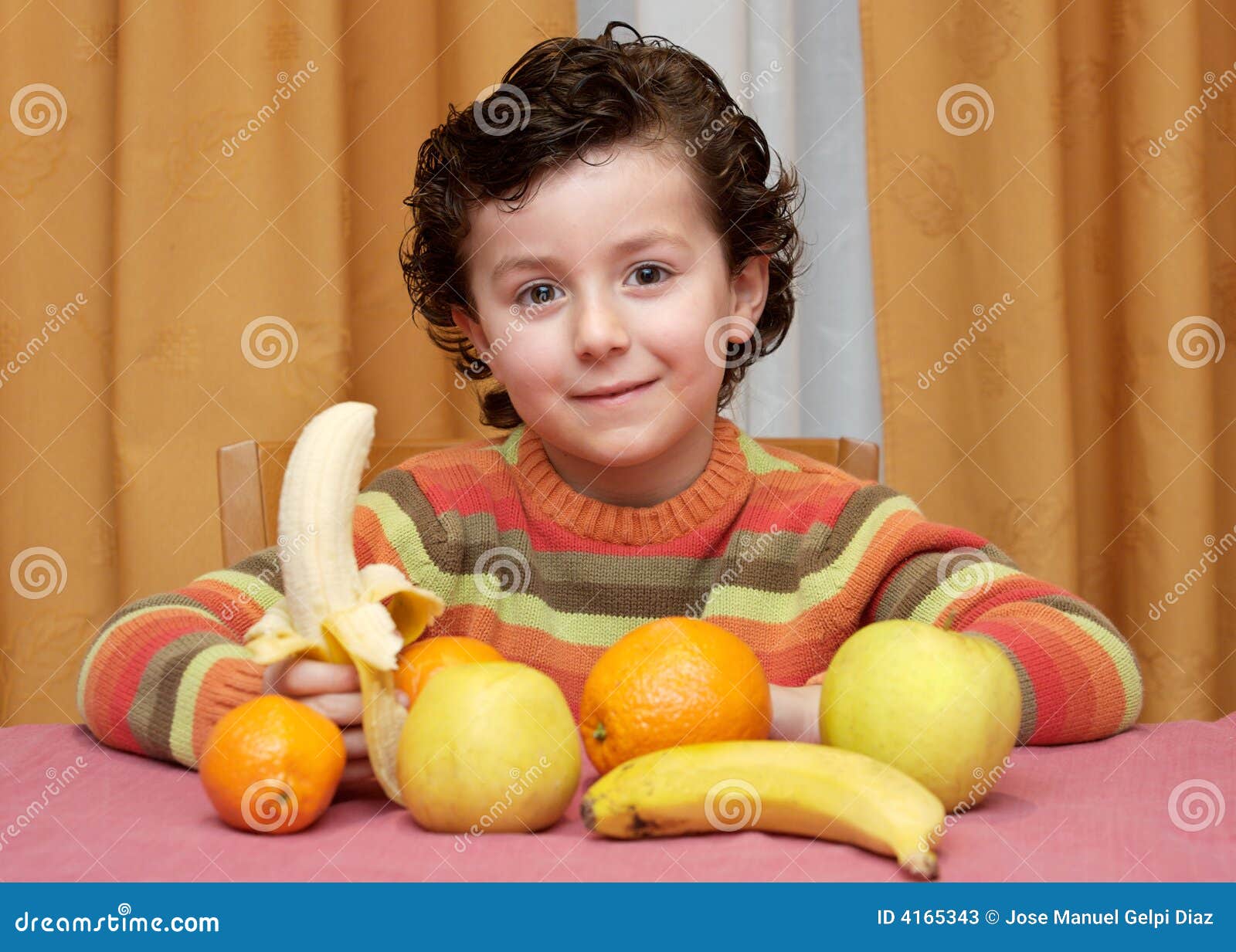 Enfant mangeant du fruit image stock. Image du nutrition - 4165343