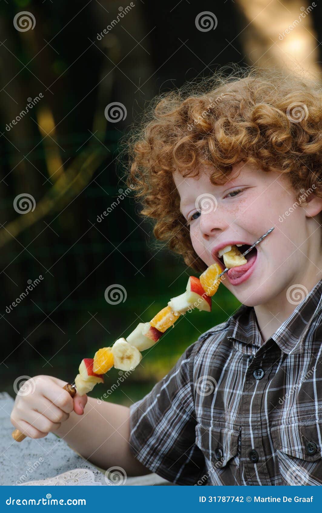Enfant Mangeant La Brochette De Fruit Photo stock - Image du bouclé ...