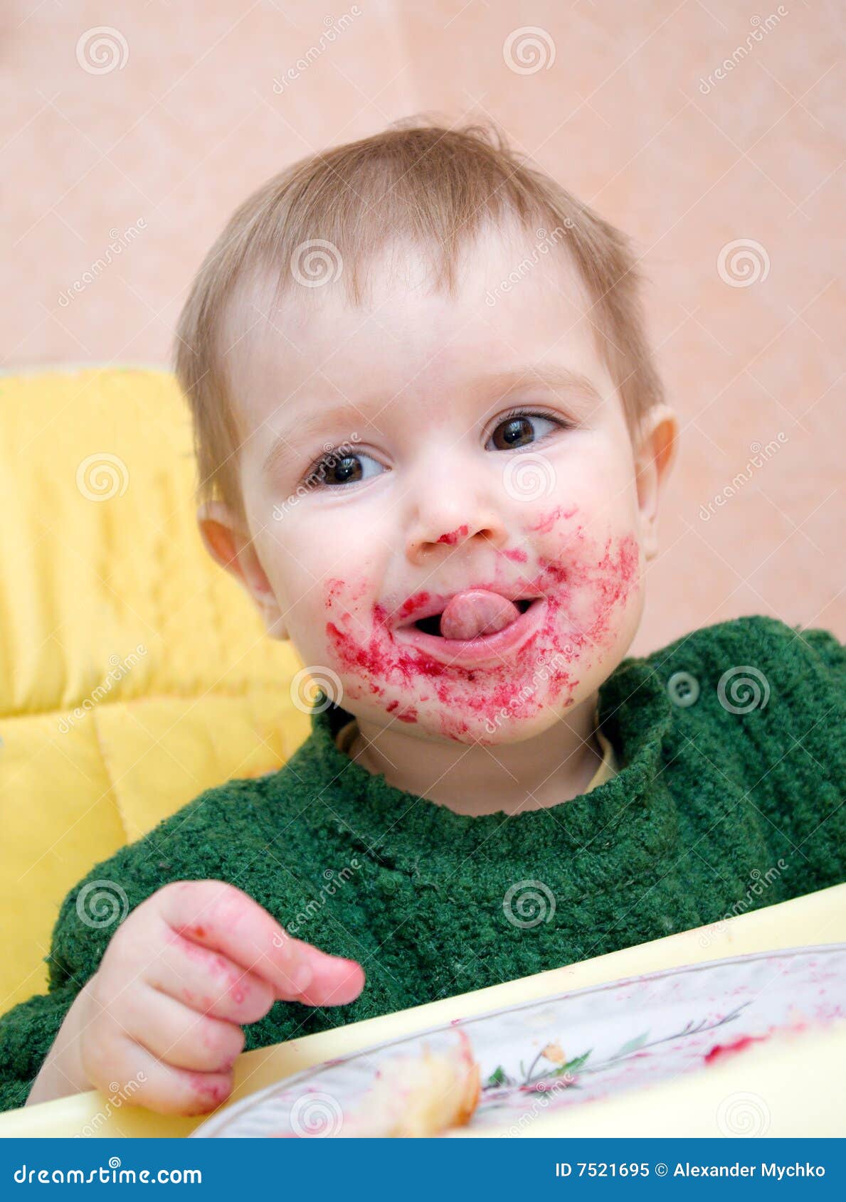 Enfant Mangeant Le Secteur Avec La Corinthe. Image stock - Image du ...