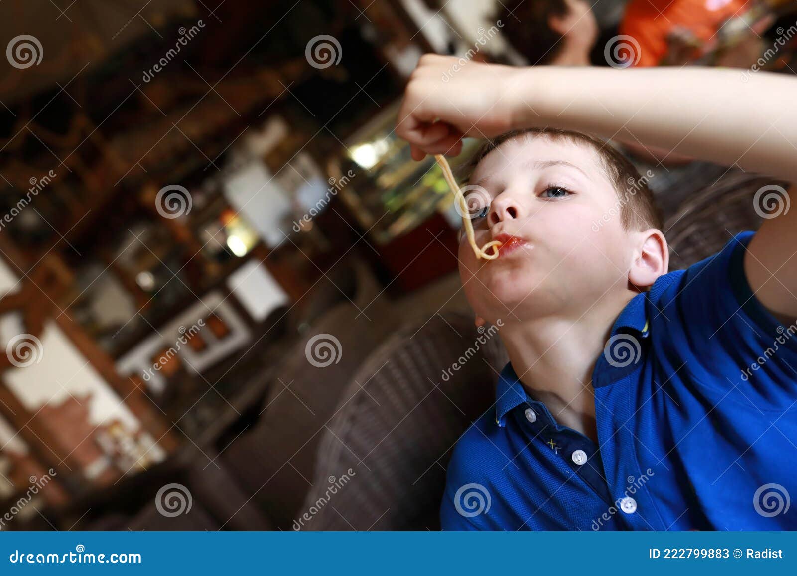 Enfant Mangeant Spaghetti Ses Mains Image stock - Image du faim, manger ...