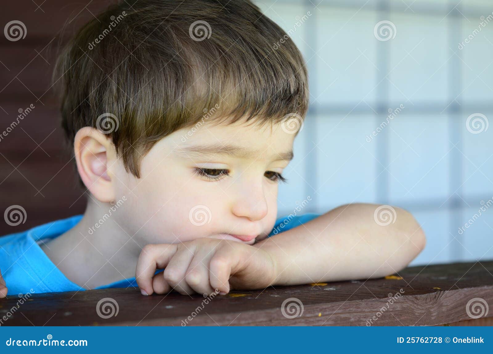 Enfant pensif photo stock. Image du maison, regard, enfant - 25762728