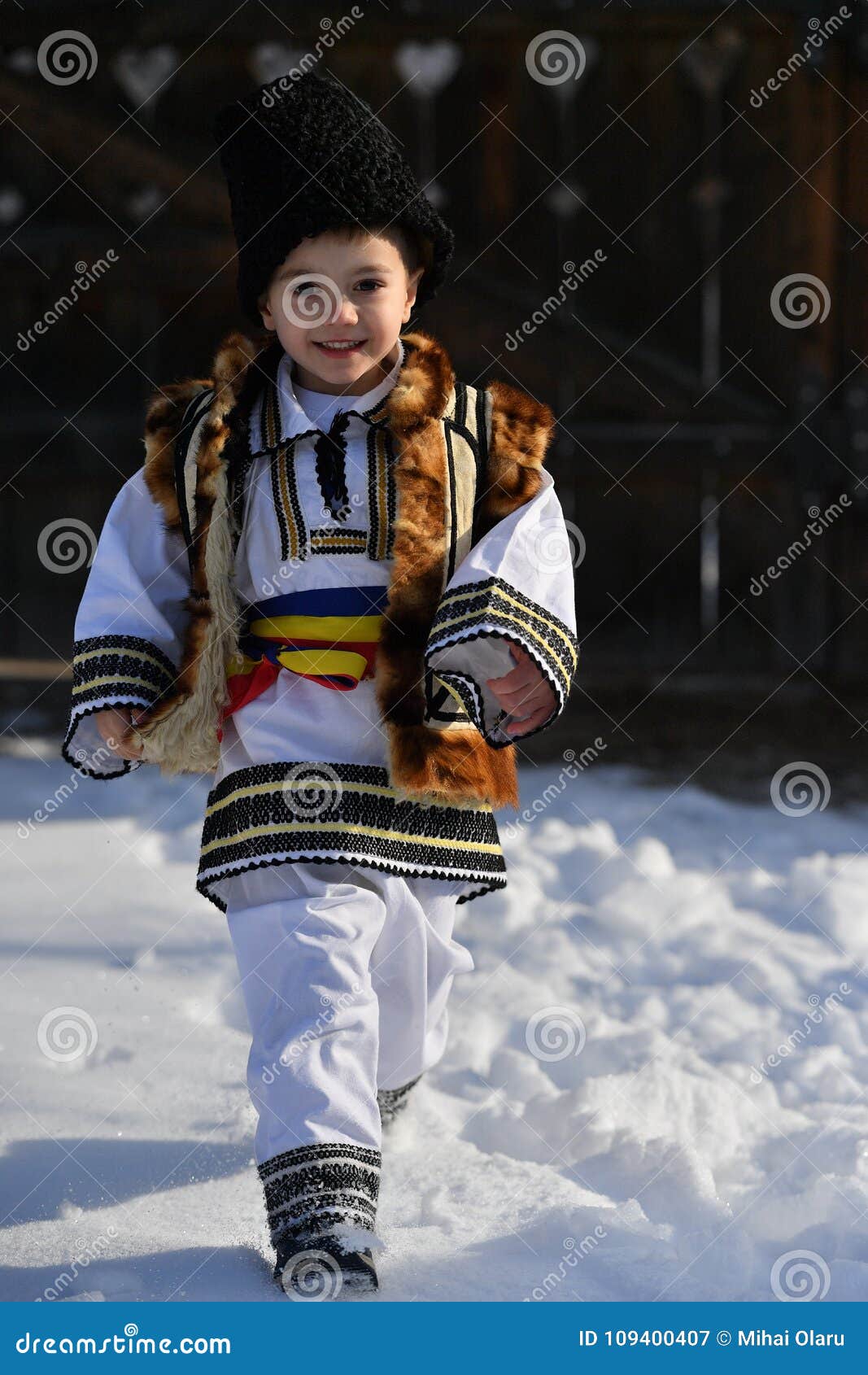Enfant Roumain Utilisant Le Costume Traditionnel Photographie éditorial ...