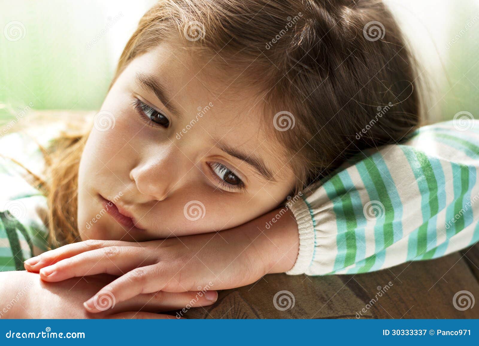 Enfant seul image stock. Image du alésé, enfant, regarder - 30333337