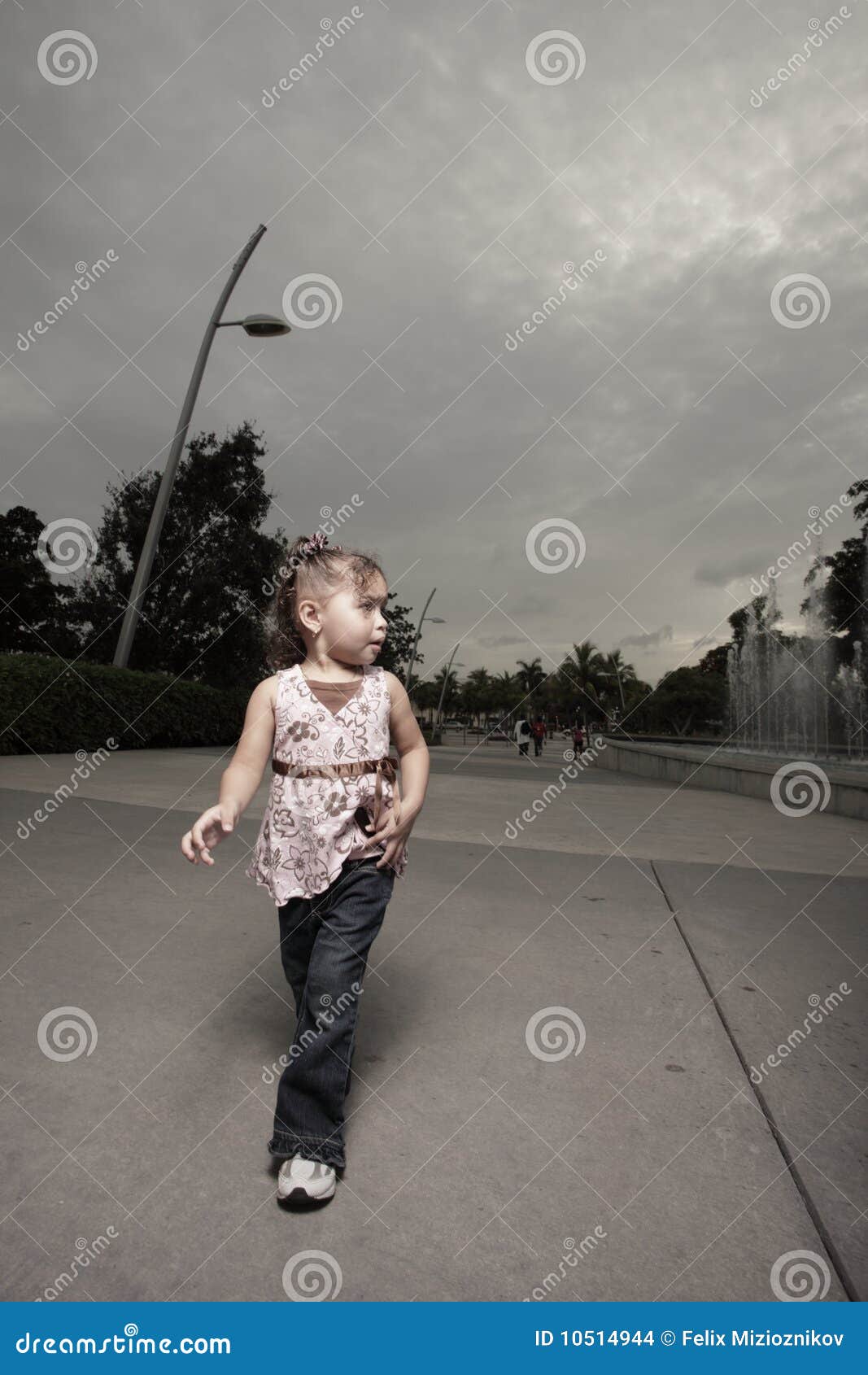 Enfant seul marchant photo stock. Image du extérieur - 10514944