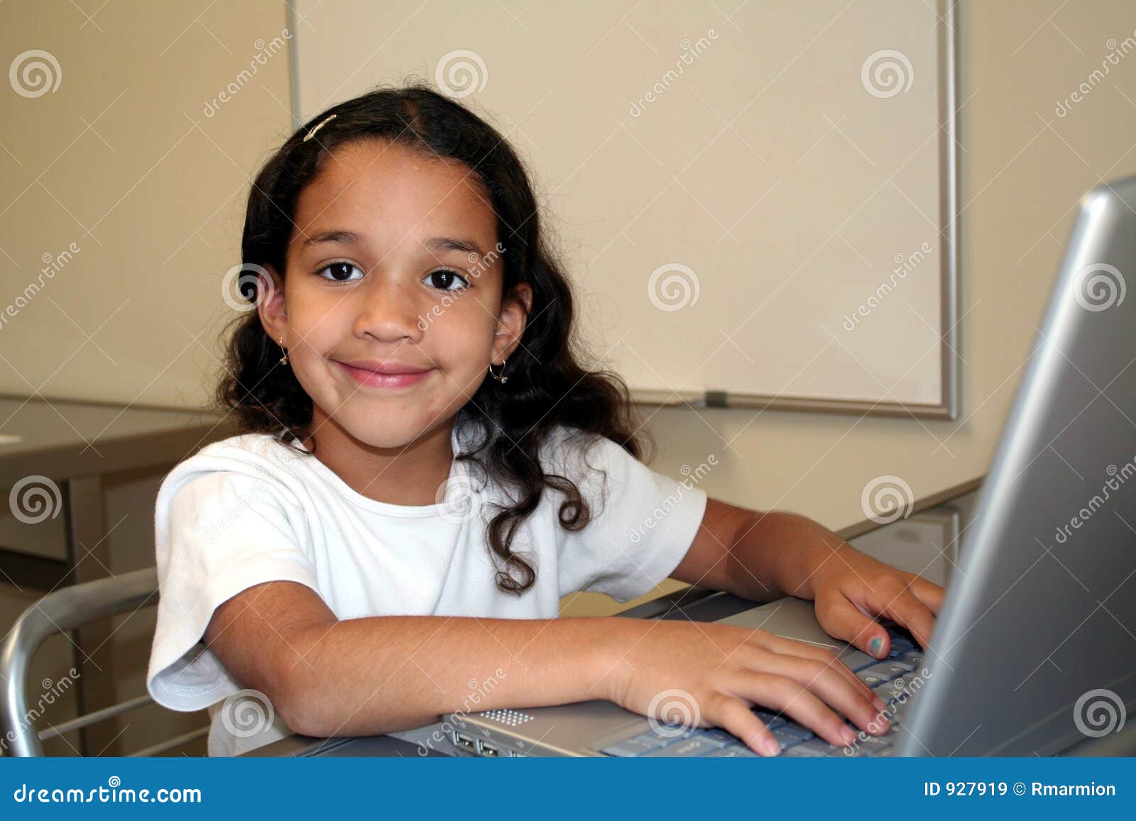 Enfant sur l'ordinateur image stock. Image du apprendre - 927919