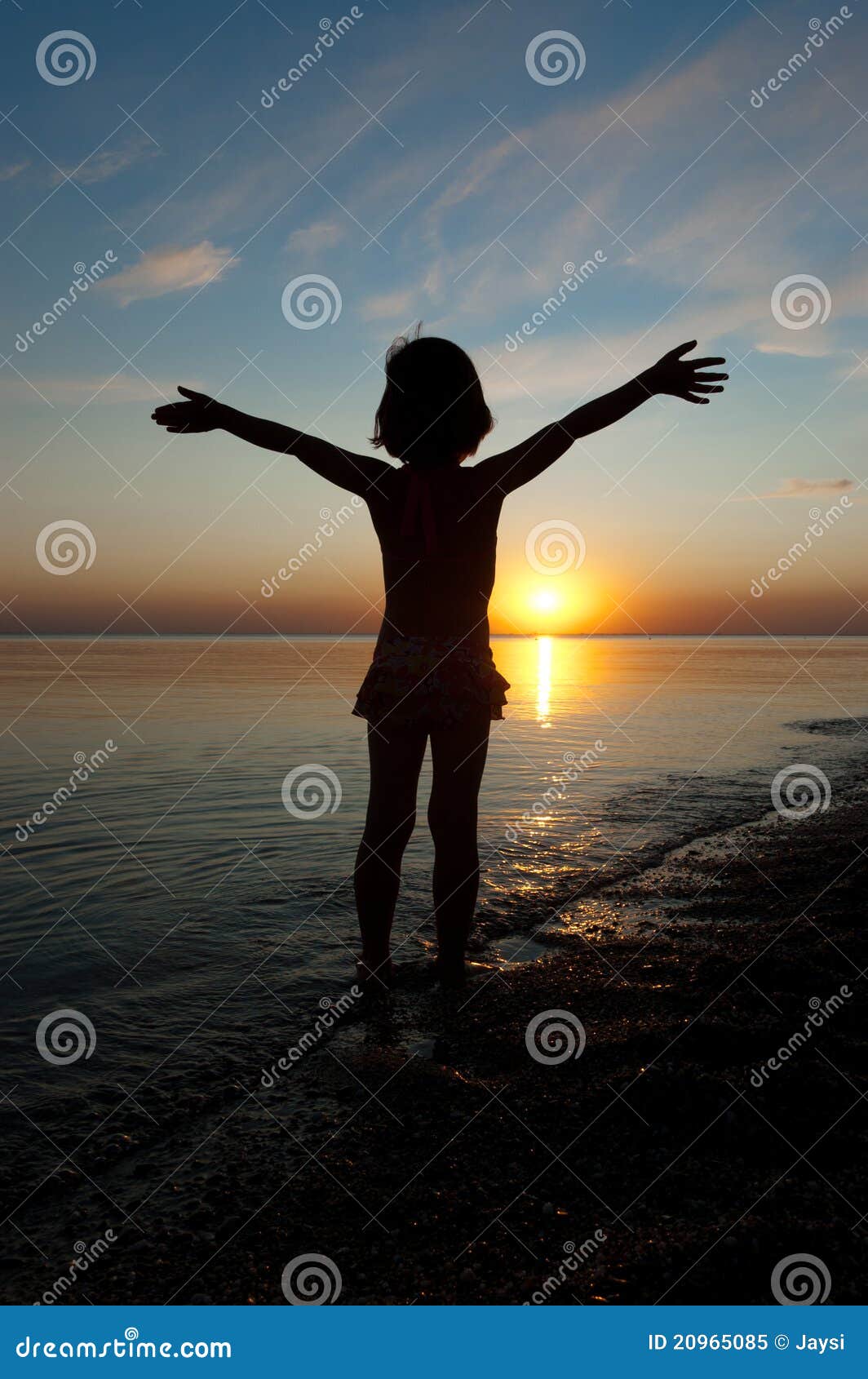 Enfant Sur La Plage De Coucher Du Soleil Image stock - Image du ...