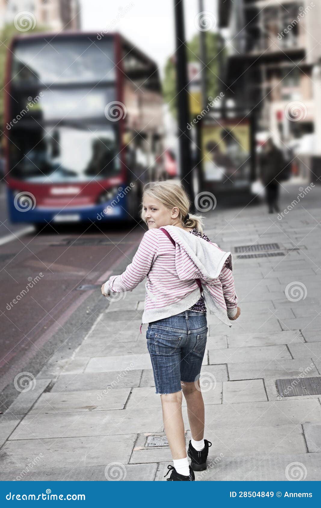 Enfant sur la rue de ville image stock. Image du enfant - 28504849