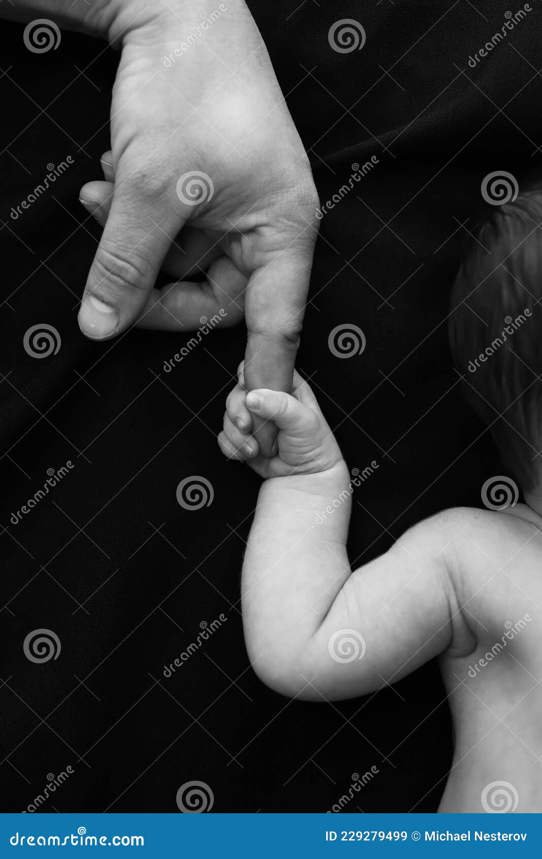 Enfant Tient Son Doigt Noir Et Blanc Image stock - Image du amitié ...