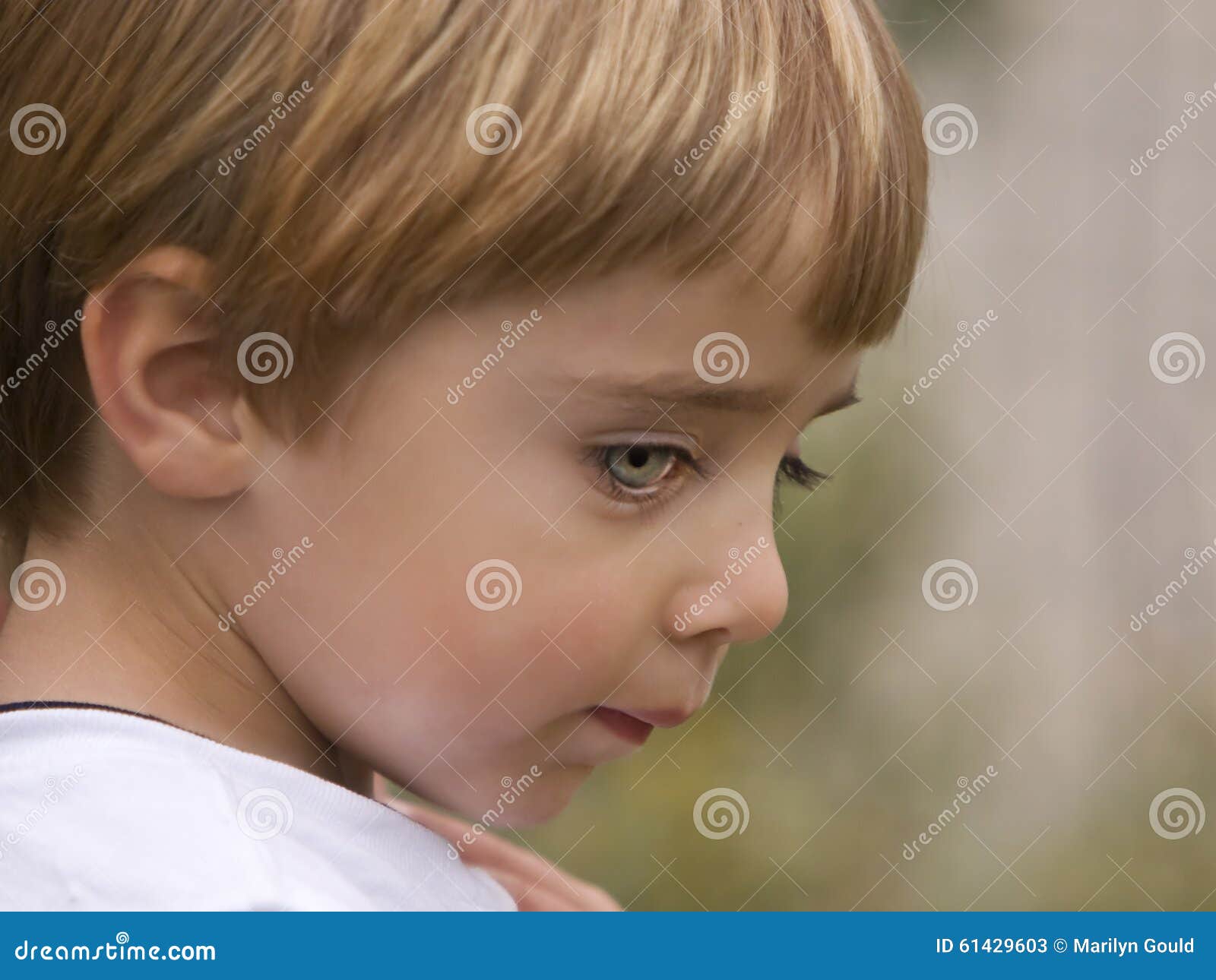 Enfant Timide Avec Les Yeux Verts Bleus Image stock - Image du enfant ...