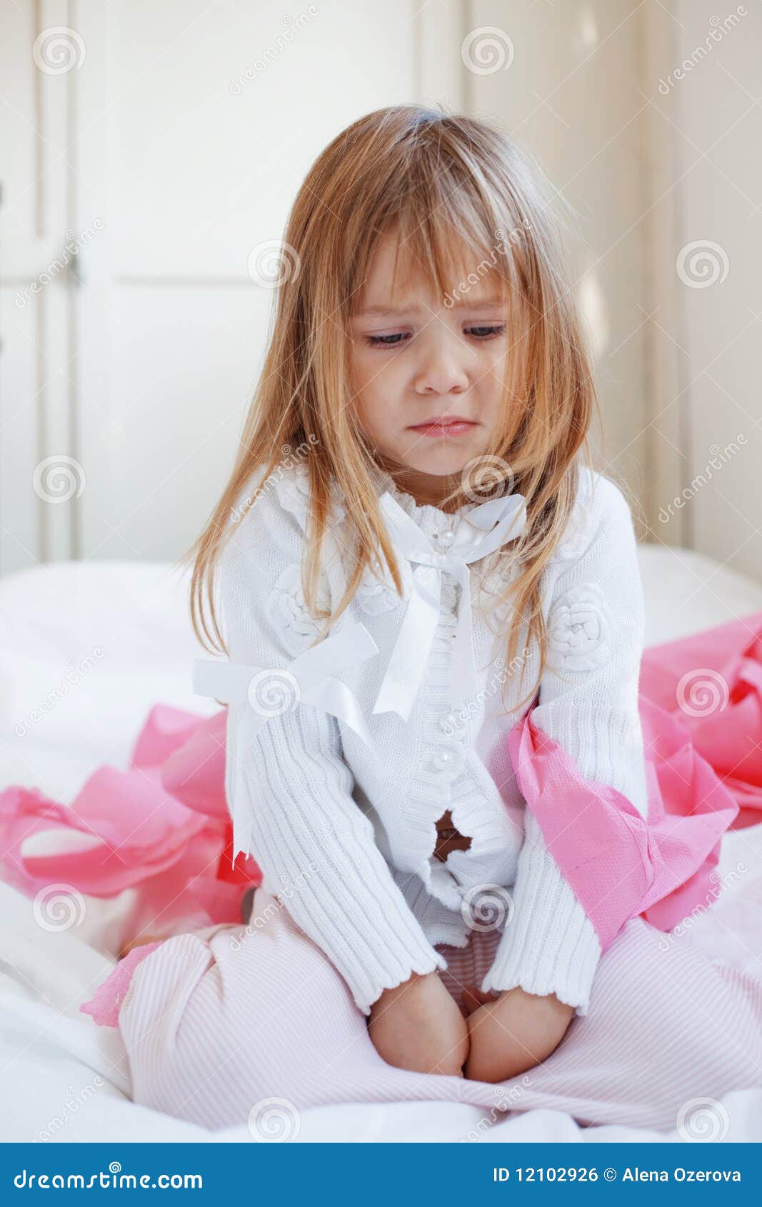 Enfant triste photo stock. Image du enfant, nourrisson - 12102926