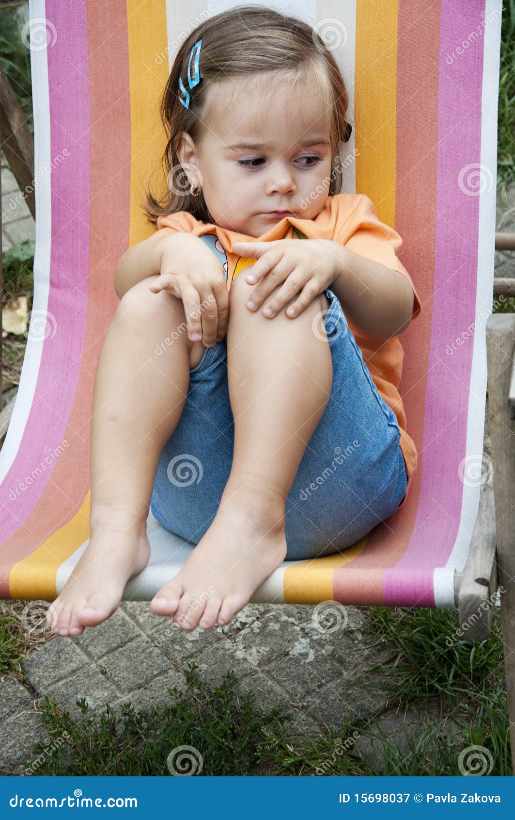 Enfant triste image stock. Image du blonde, malheureux - 15698037