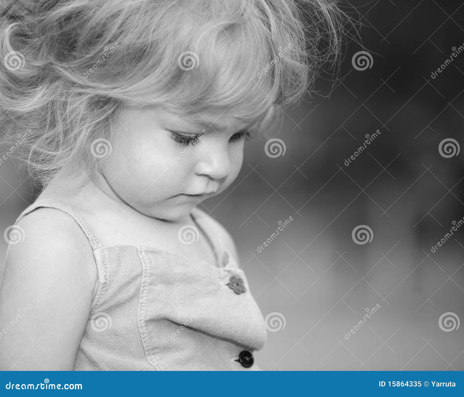 Enfant triste image stock. Image du camaïeu, peine, beau - 15864335