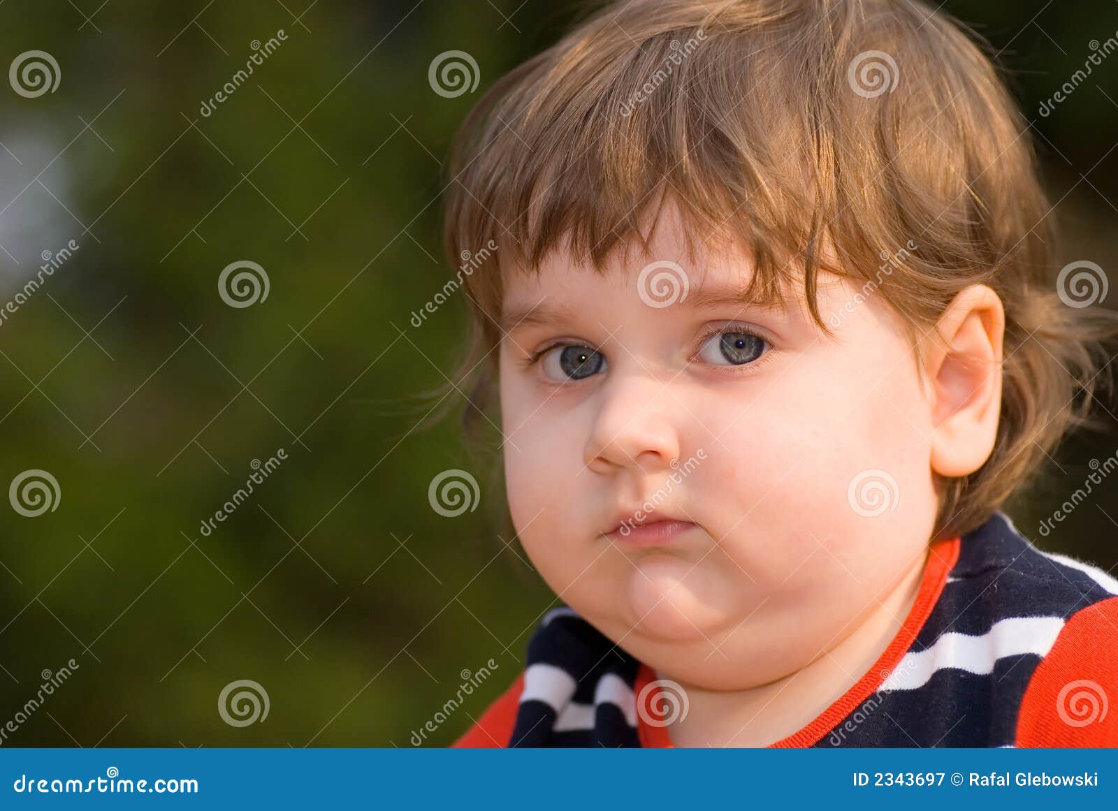 Enfant triste image stock. Image du vert, froid, fille - 2343697