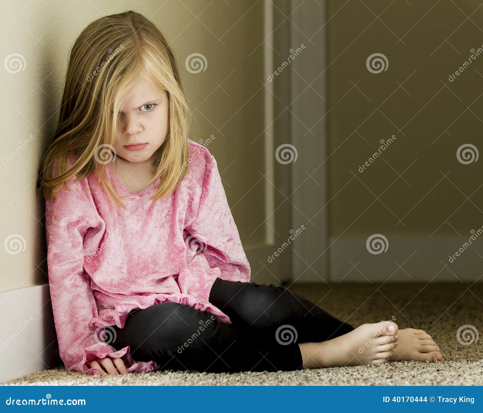 Enfant triste photo stock. Image du fâché, douleur, jeune - 40170444